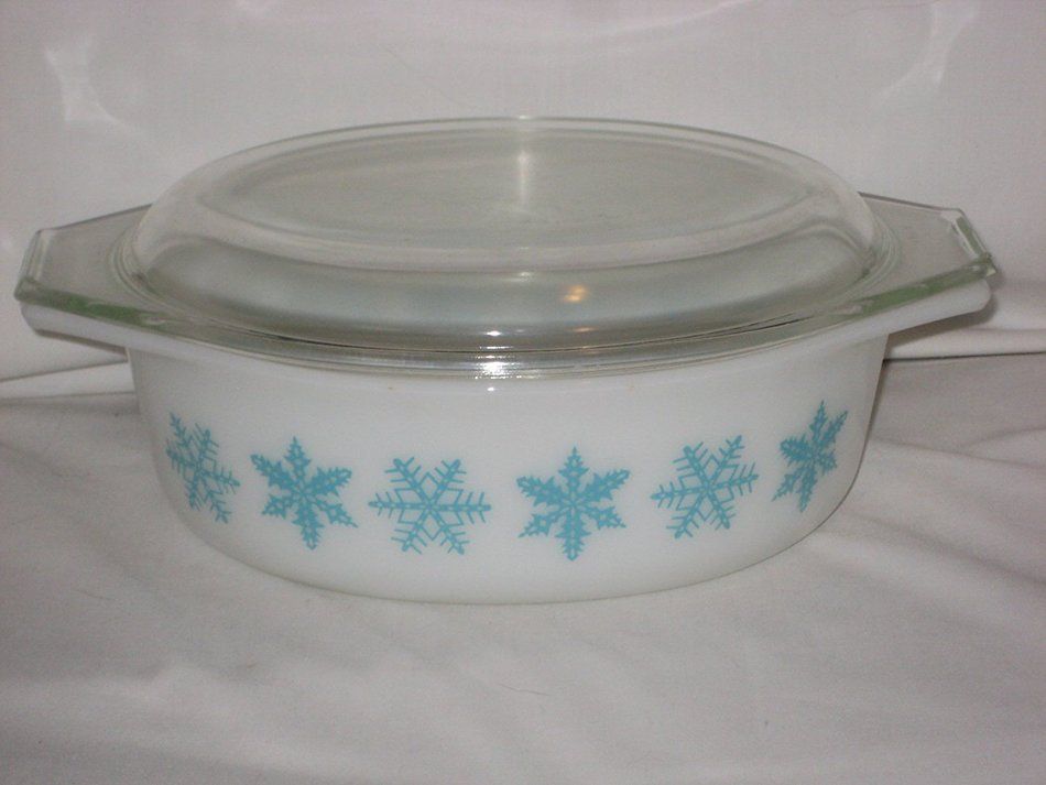 Vintage Pyrex Snowflake Promotional 1 1 2 Quart Oval Casserole Baking