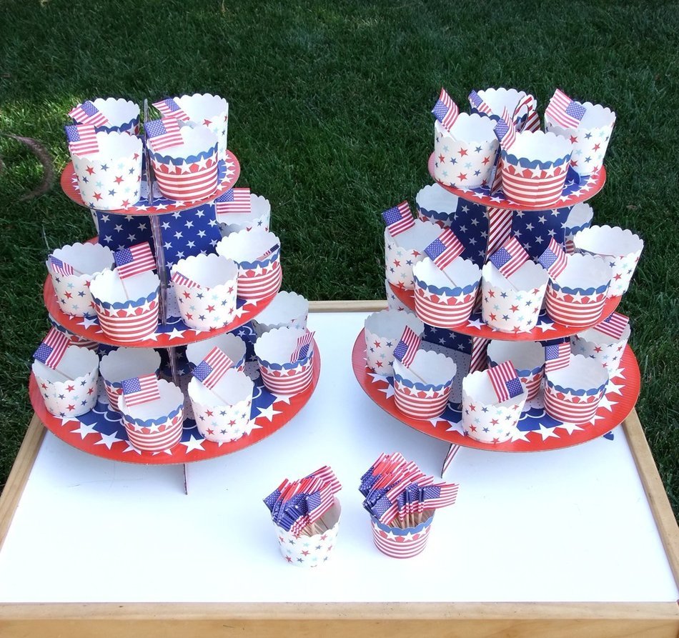 Patriotic Cupcake Stand Set: 2 Cupcake Stands, 48 Baking Cups, 144 ...
