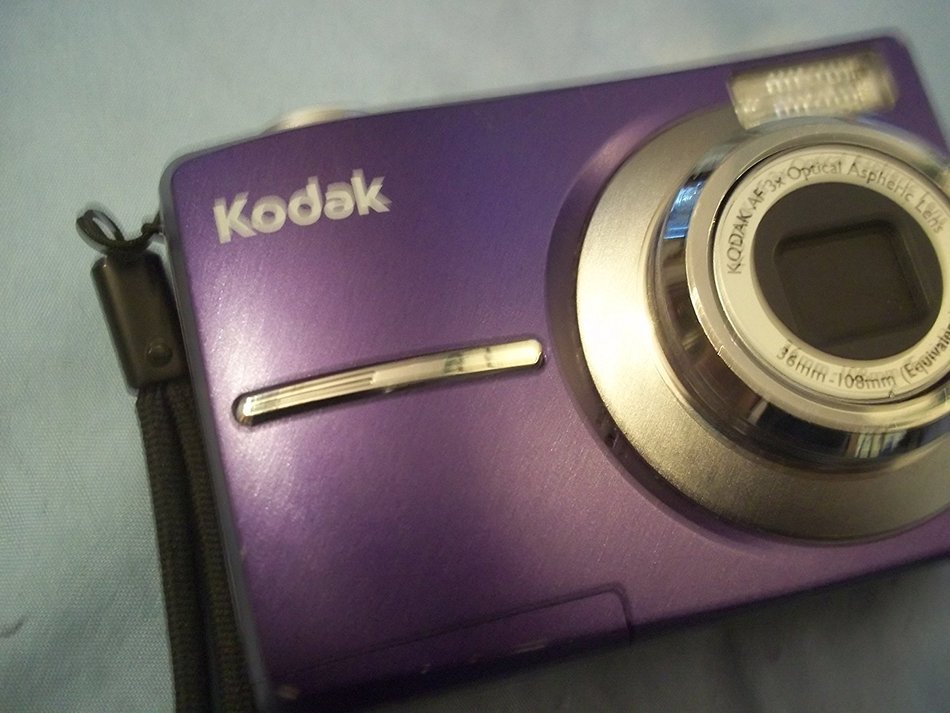 Kodak EasyShare C913 9.2MP 3x Optical/5x Digital Zoom Camera (Purple ...