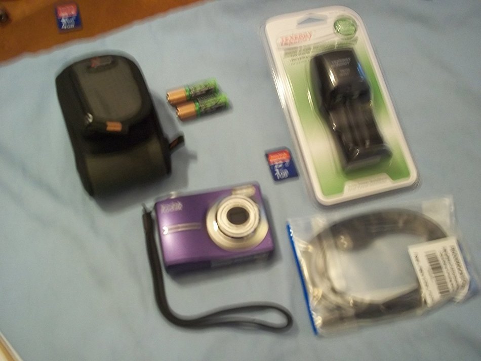 Kodak EasyShare C913 9.2MP 3x Optical/5x Digital Zoom Camera (Purple ...