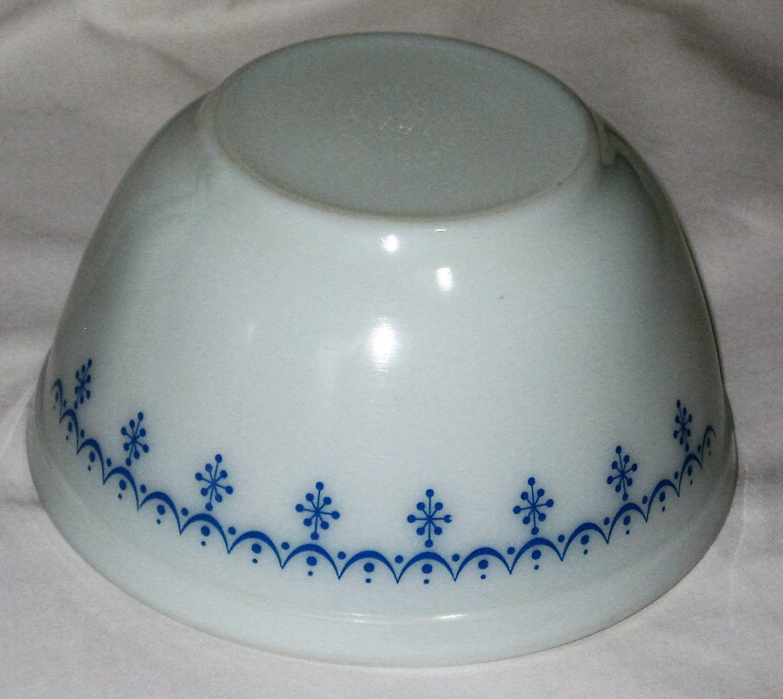 Vintage 1970's Pyrex Snowflake Blue 1 1/2 Quart Mixing Nest Batter Bowl ...