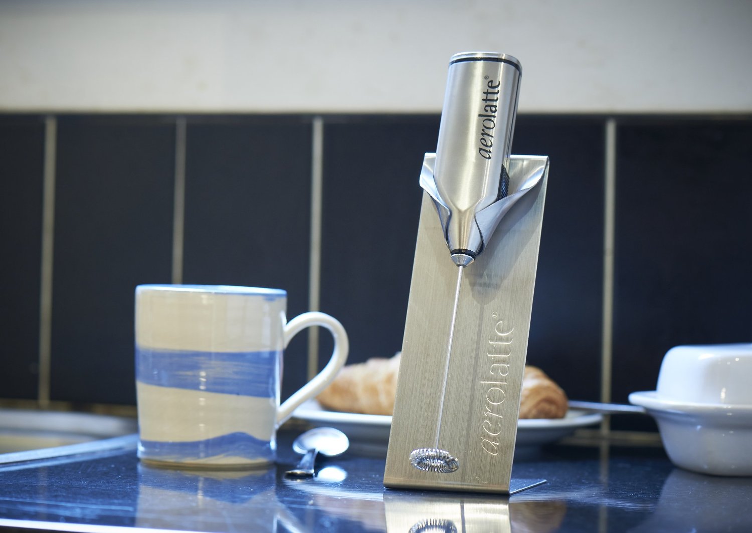 Aerolatte Original Electric Hand Held Milk Frother, Satin N6 free image ...