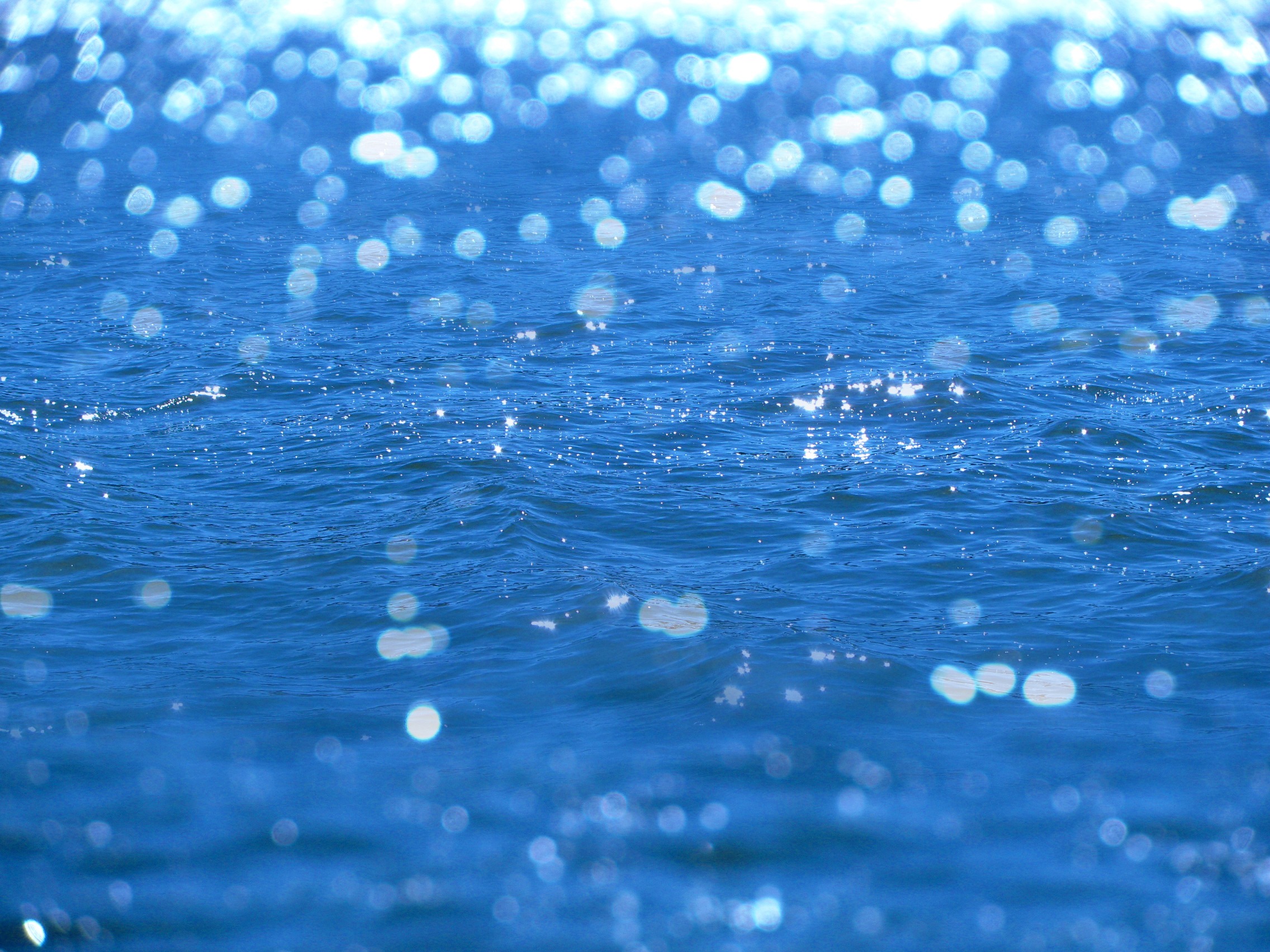 Bright beams of water surface free image download