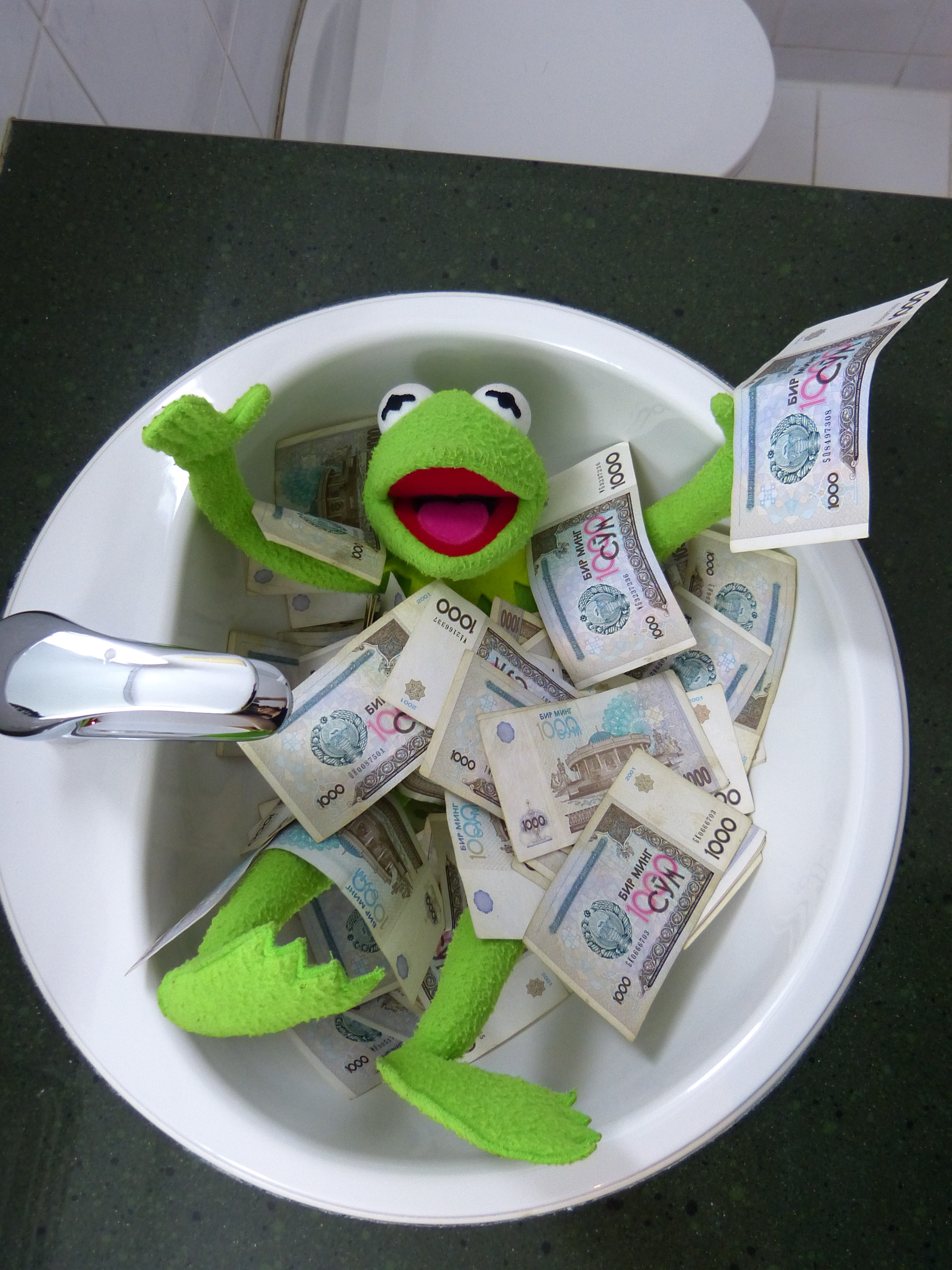 Toy frog bathes in money free image download