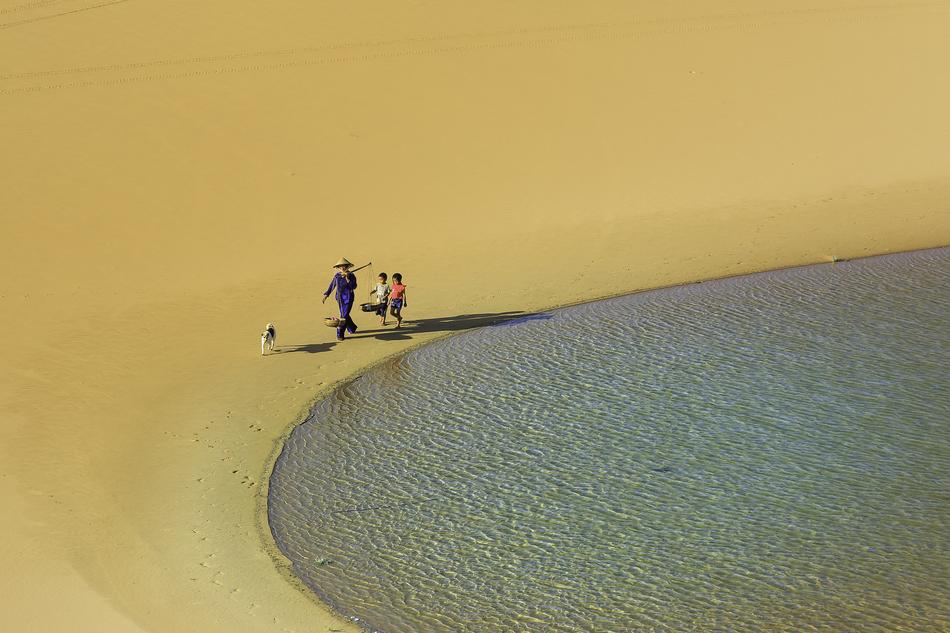 Lake among the sands in Samac free image download
