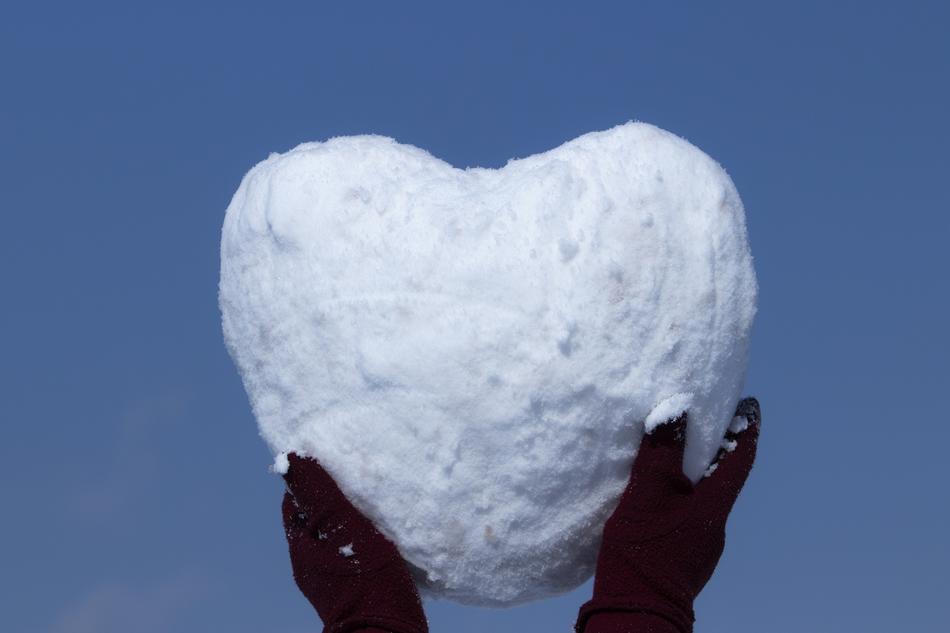 Snow heart hand free image download