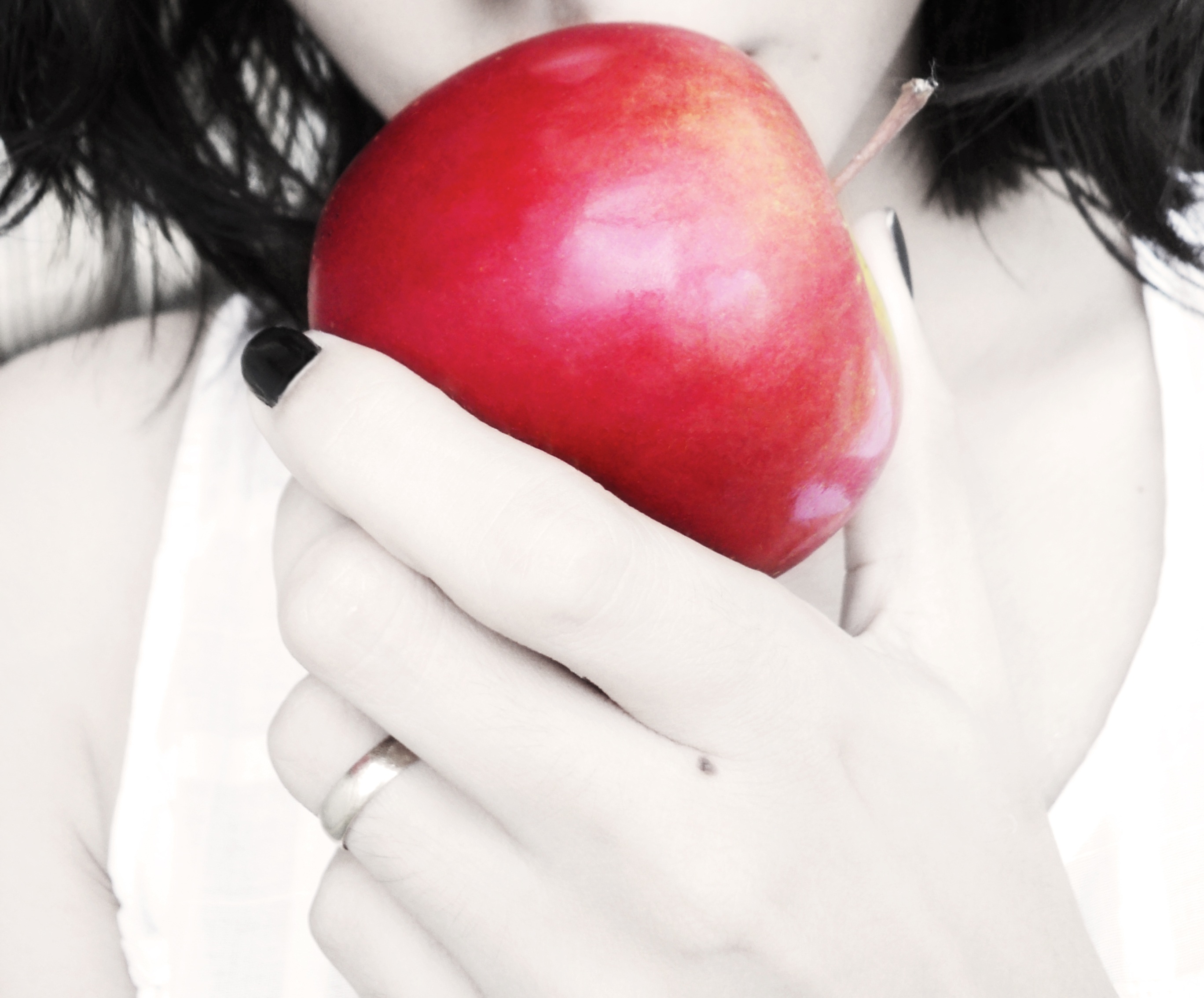 Snow White eating Red Apple free image download