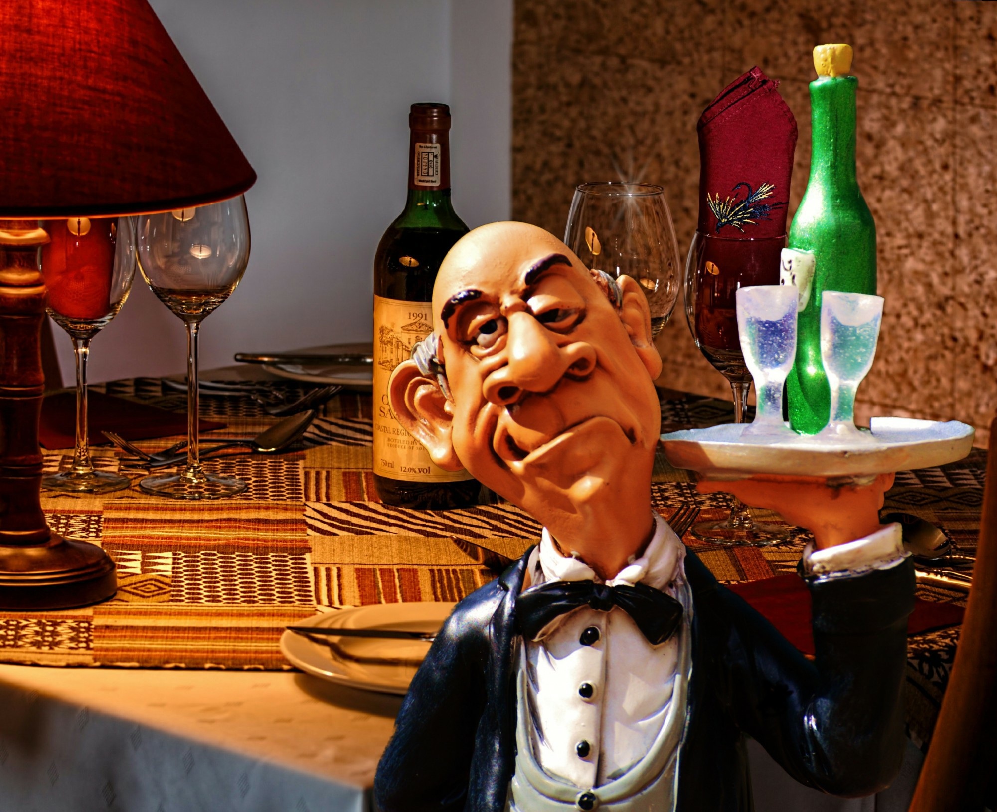 Figurine of an old waiter free image download