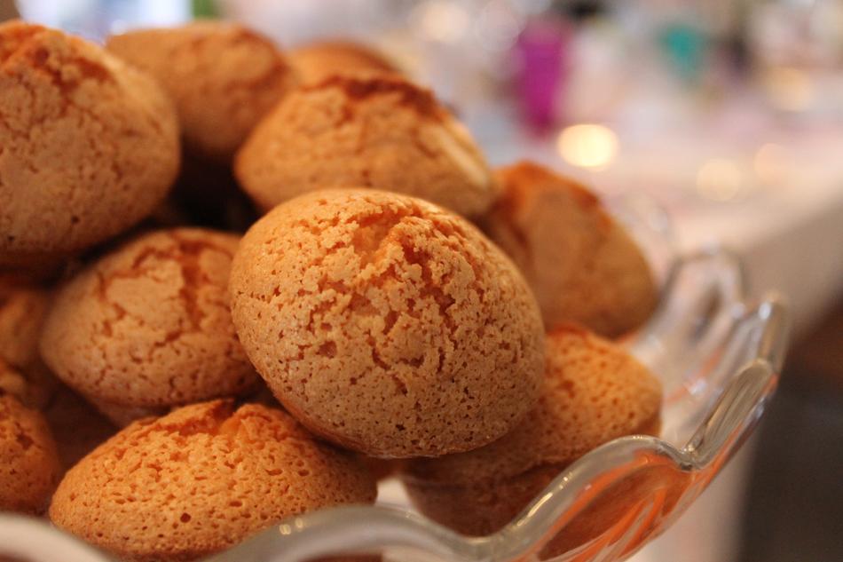 Lots of cookies in a glass vase free image download
