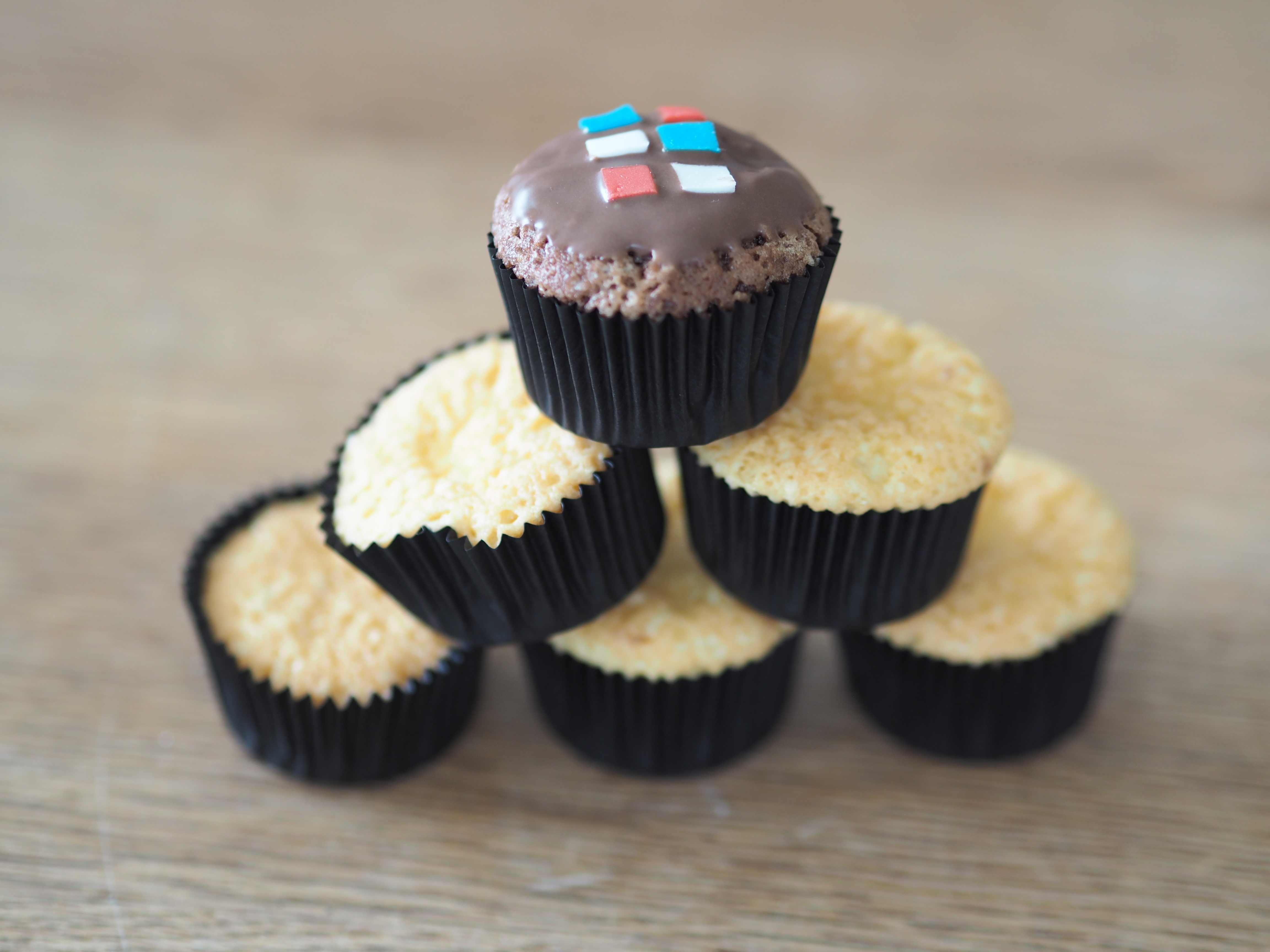 Cupcakes set in pyramid free image download