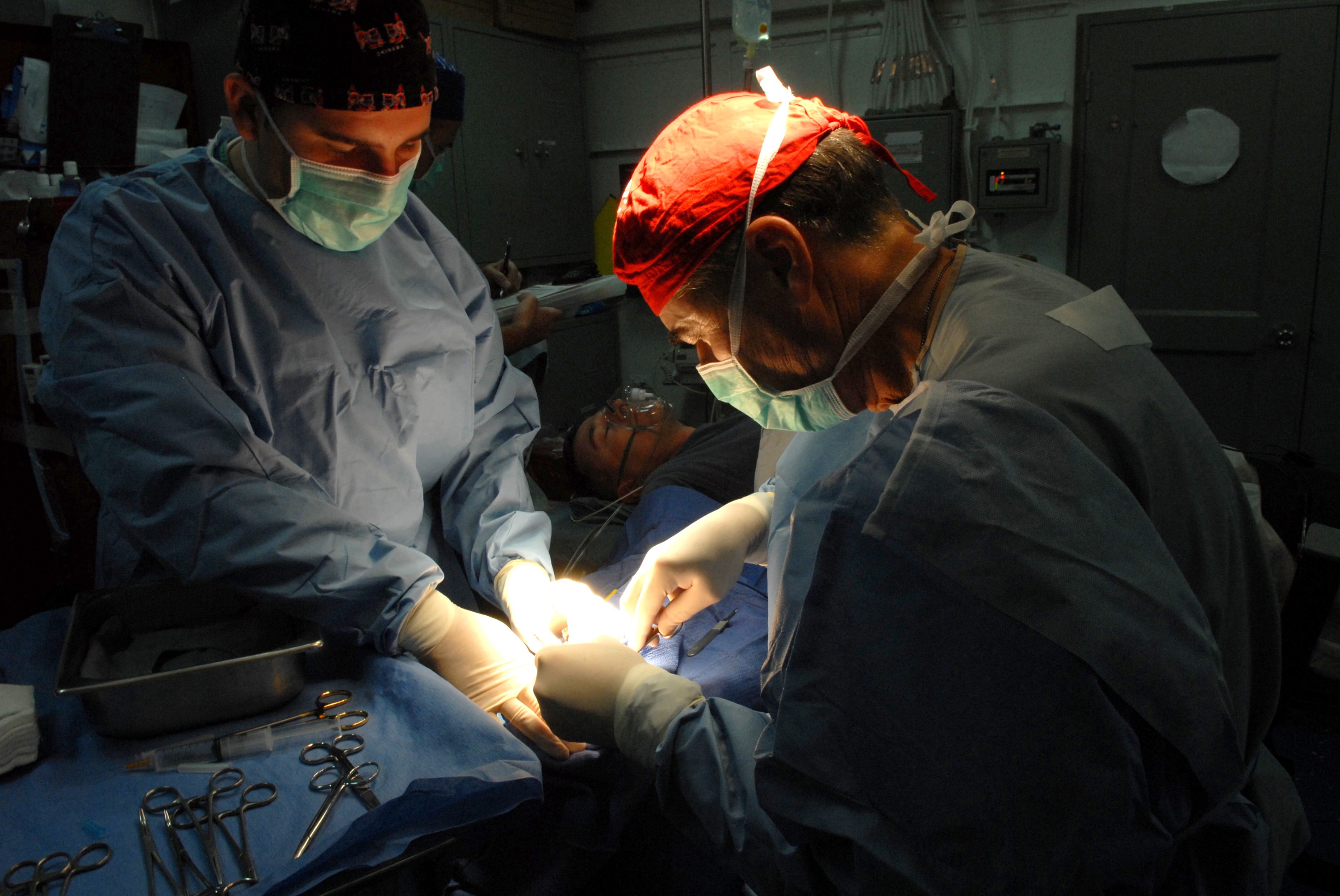 Surgeons operate on people free image download