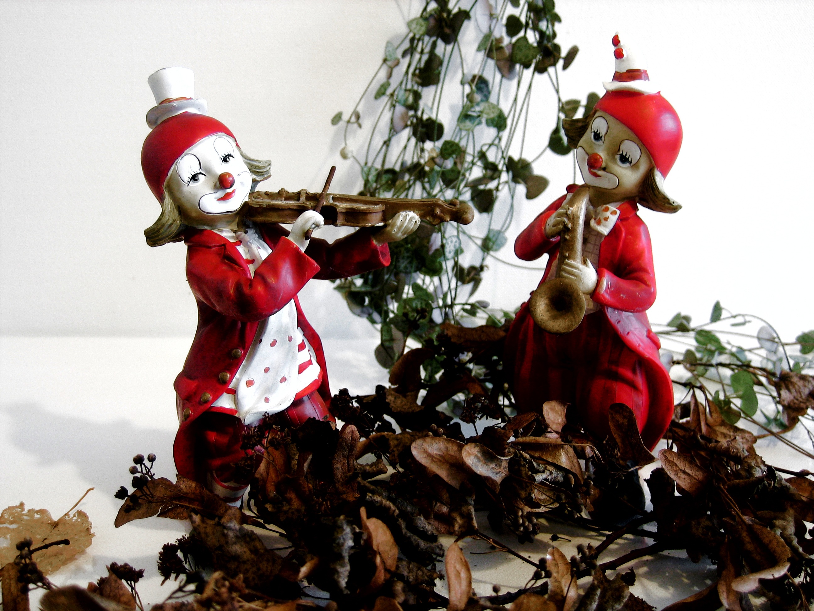 Ceramic Figures Clowns with Musical instruments free image download