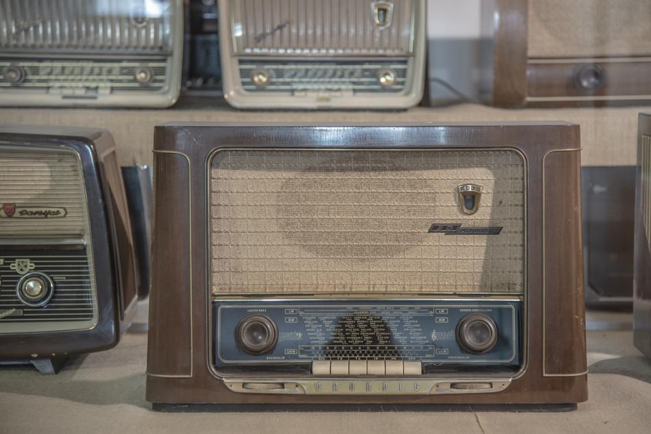 Antique Radio receivers on shelves free image download
