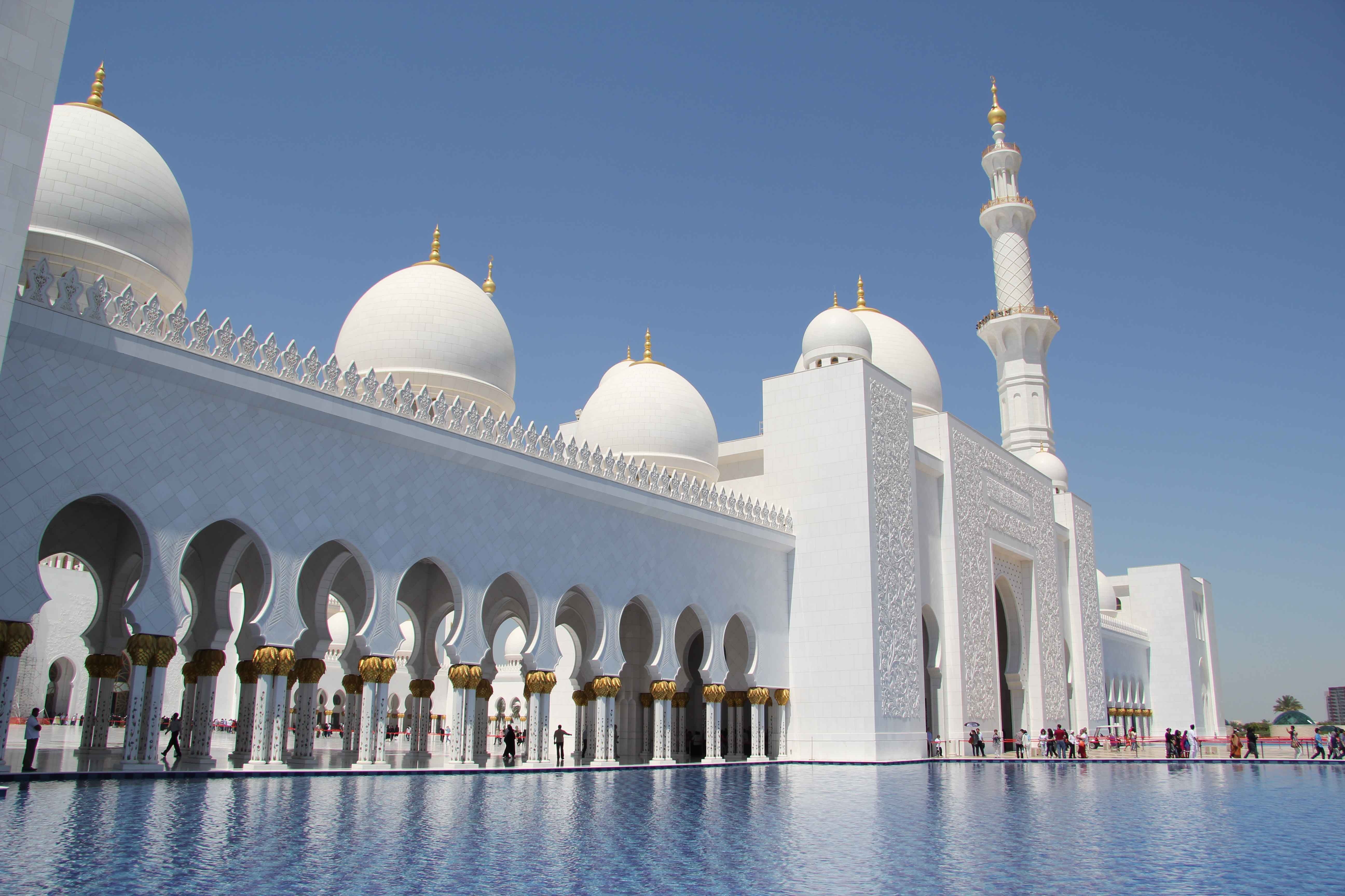 Photo of the facade of the White Mosque free image download