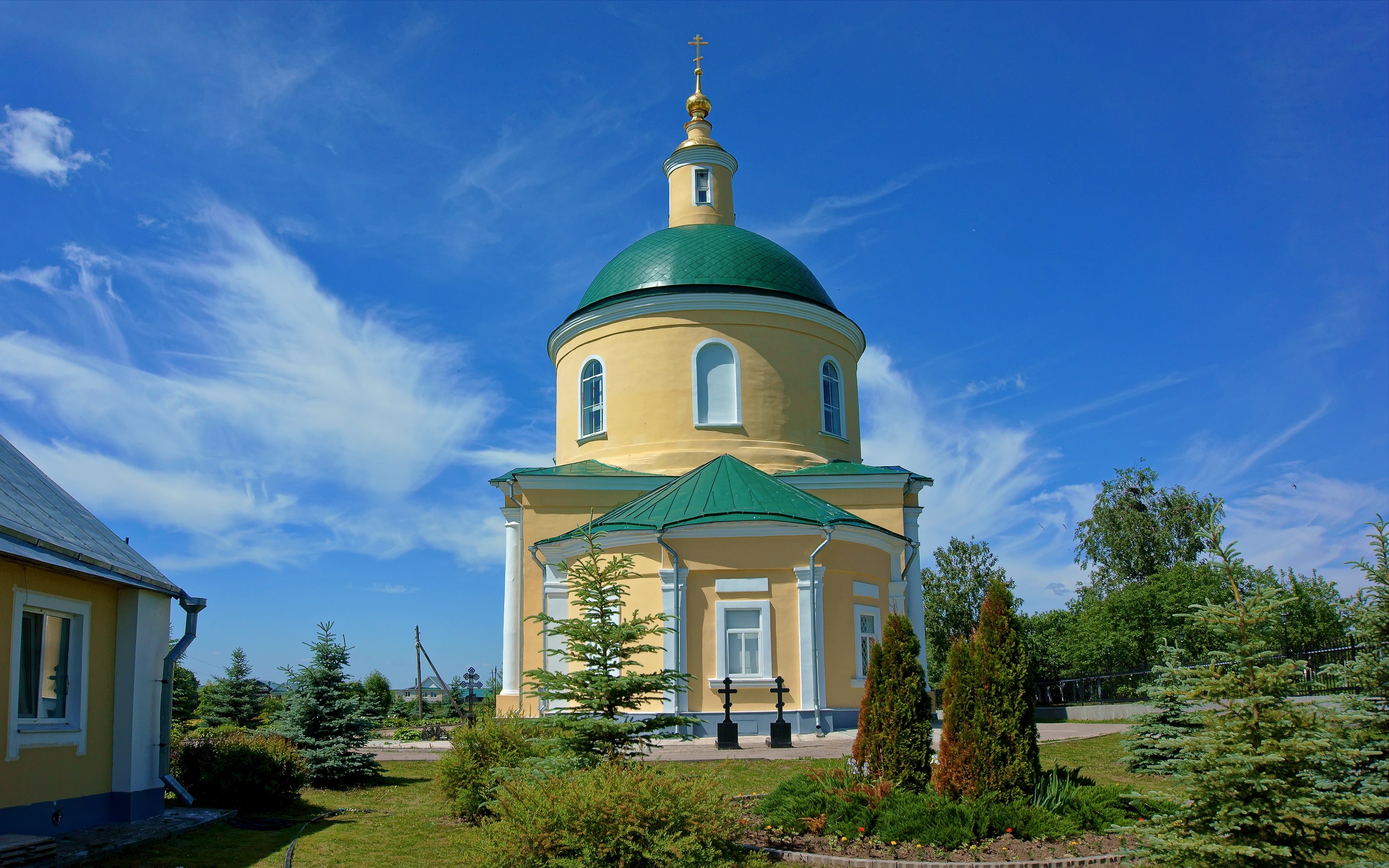 Small Orthodox church, rear view, Russia free image download