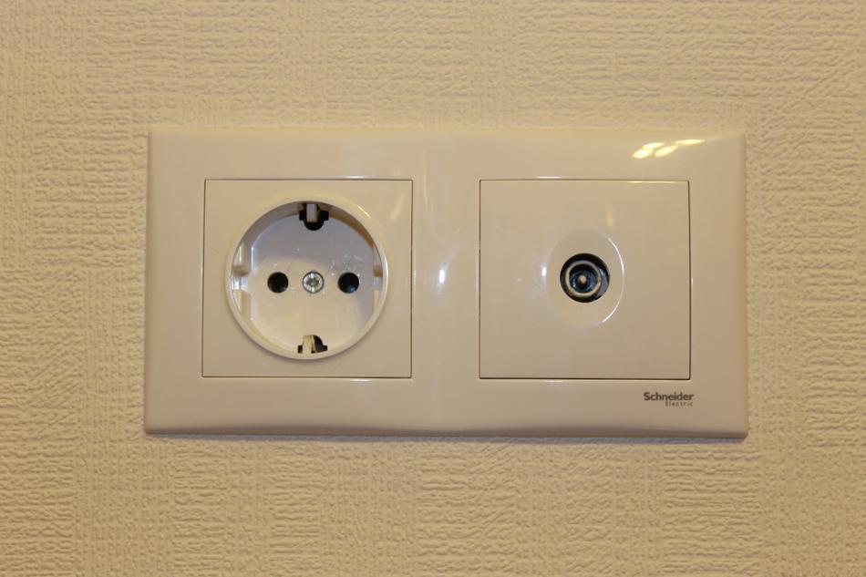 Shiny, white socket in the yellow wall free image download