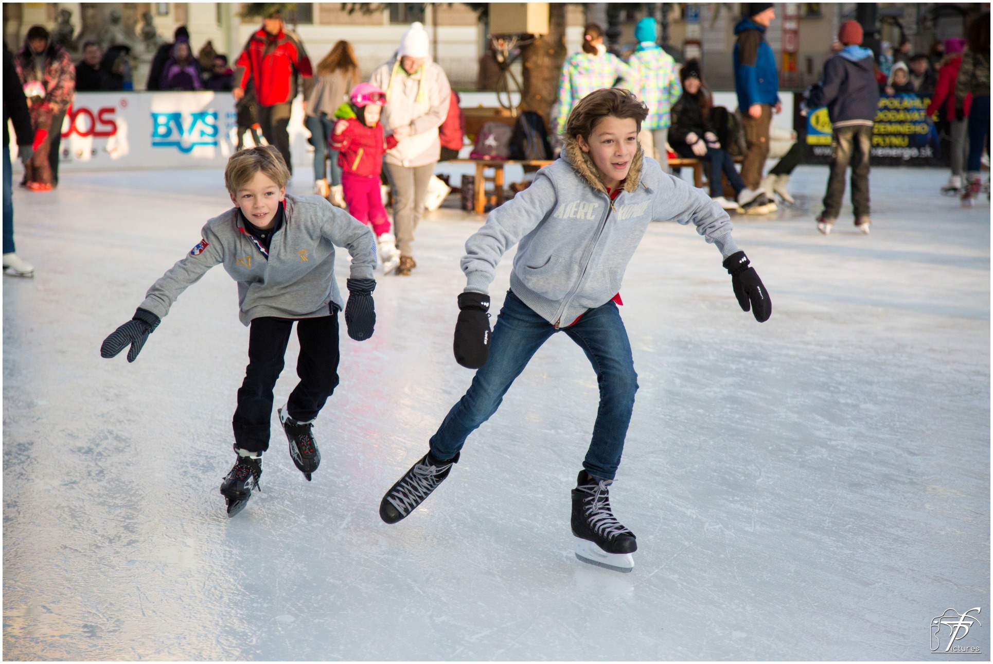 Children go ice skating free image download