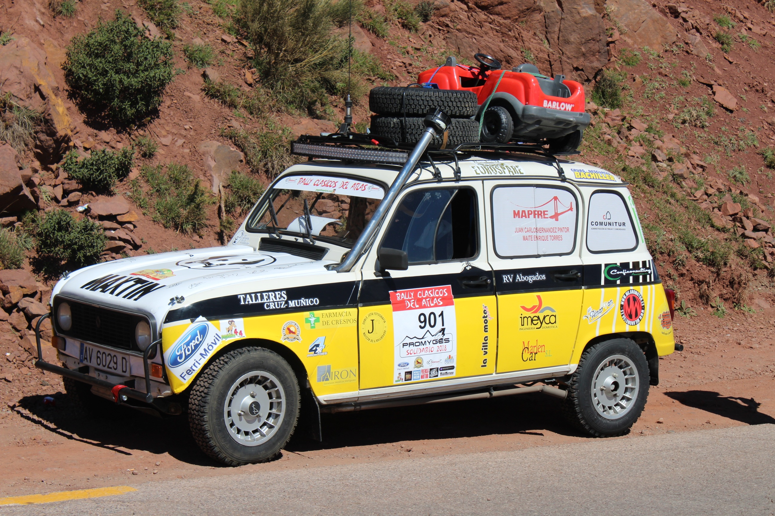 Adventure racing car in Morocco free image download