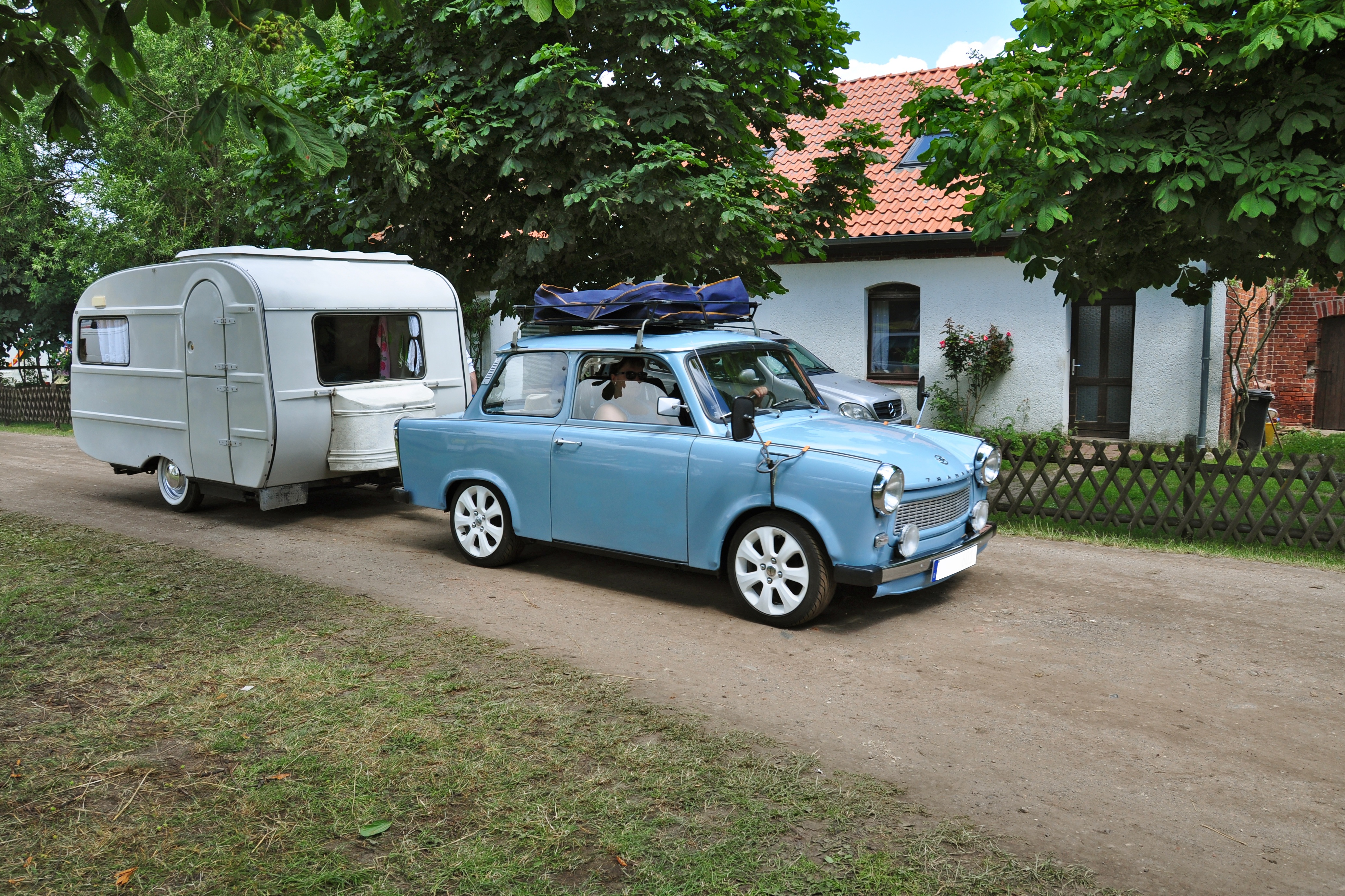 Trabant 601 blue Auto with Caravan free image download
