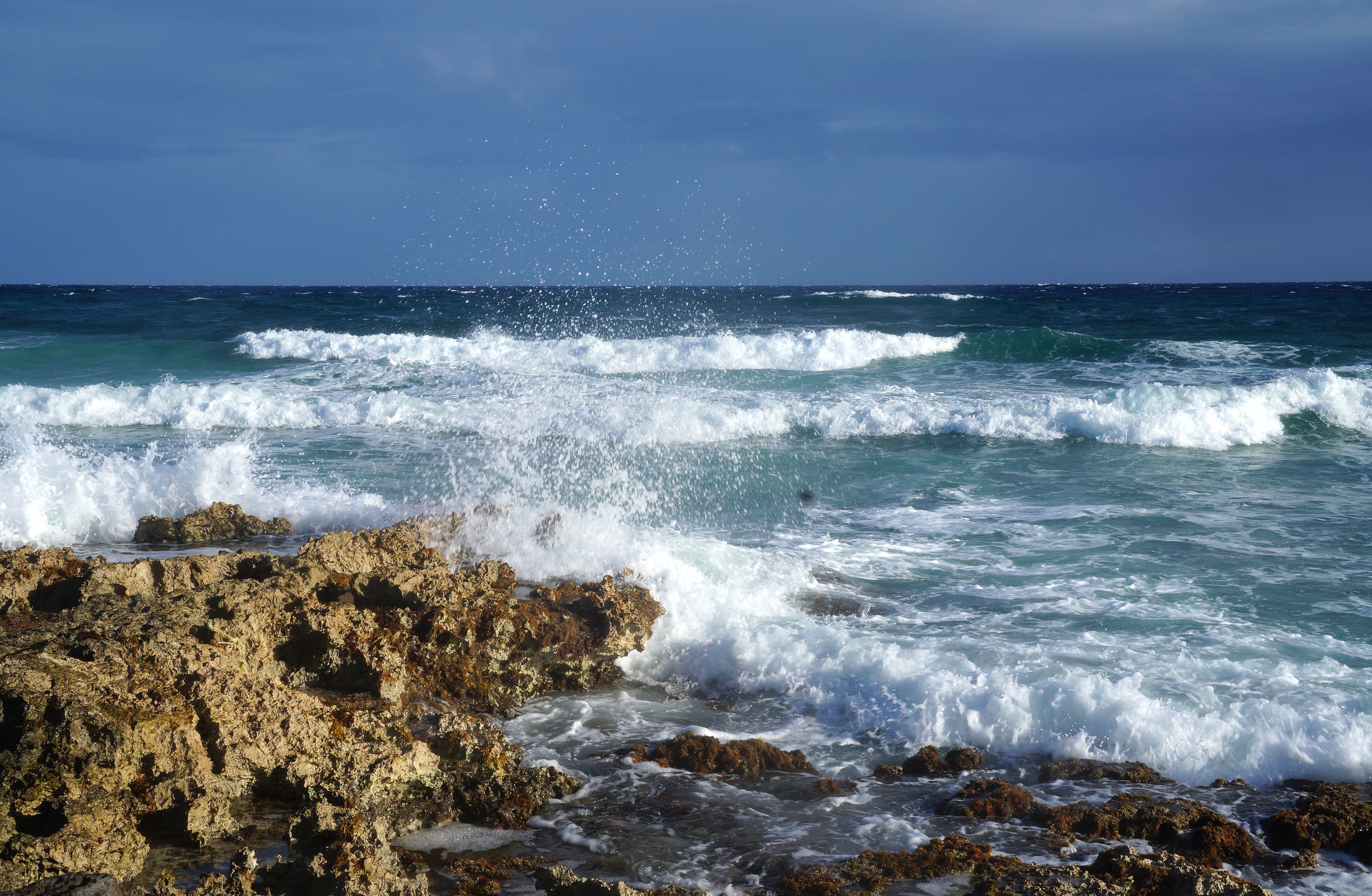 Sea beats on the rocks free image download