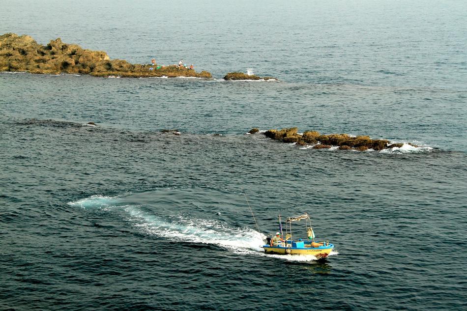 The Sea Boats Water Rocks Waves free image download
