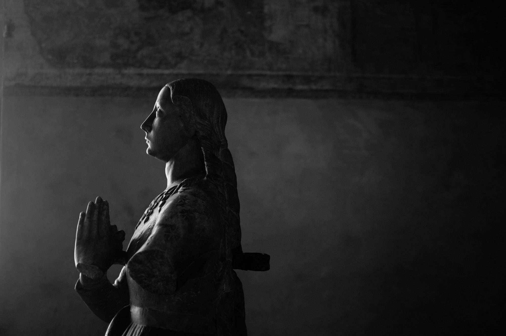 Statue of a praying girl with an injured hand free image download