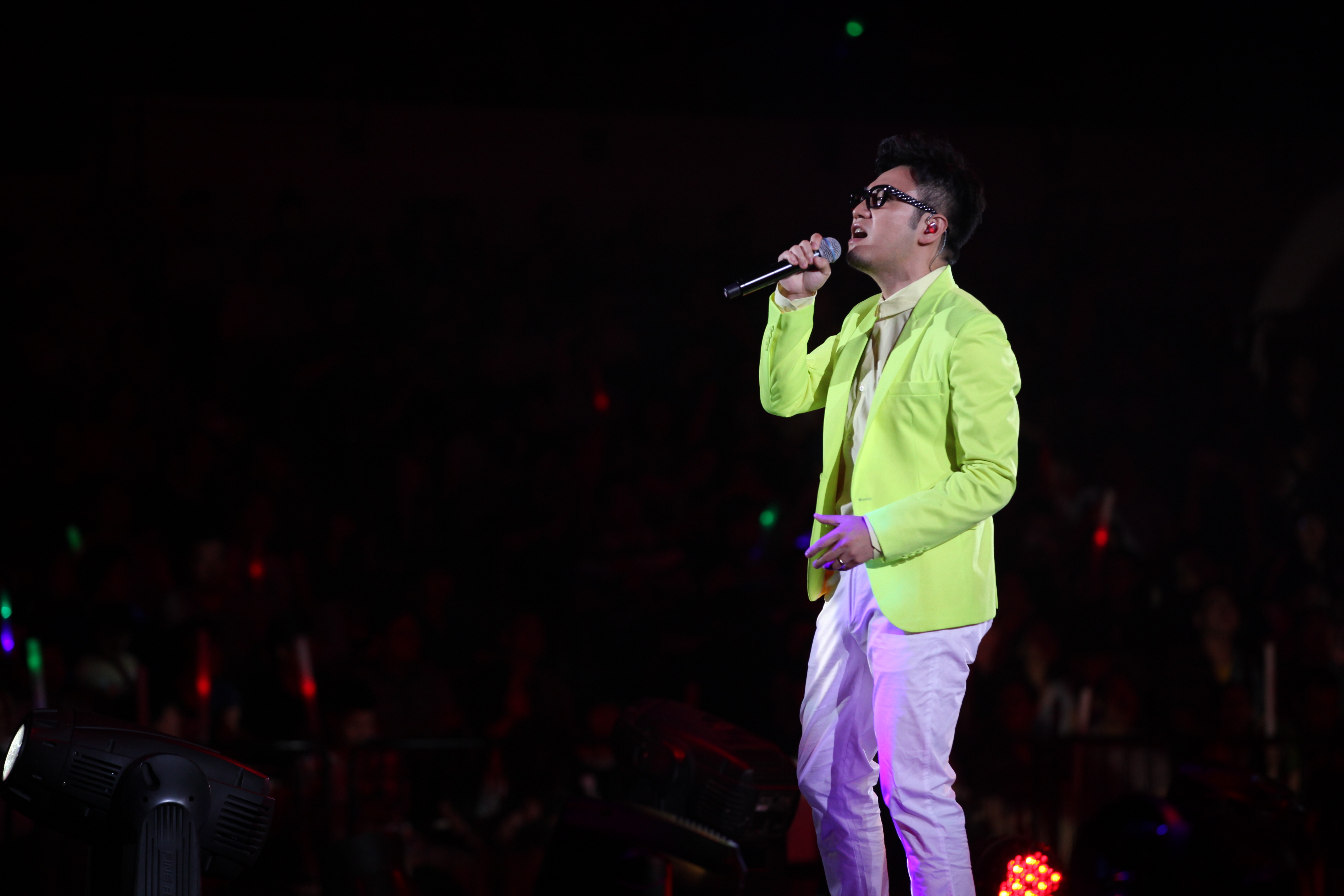 Singer in a light green jacket on stage free image download
