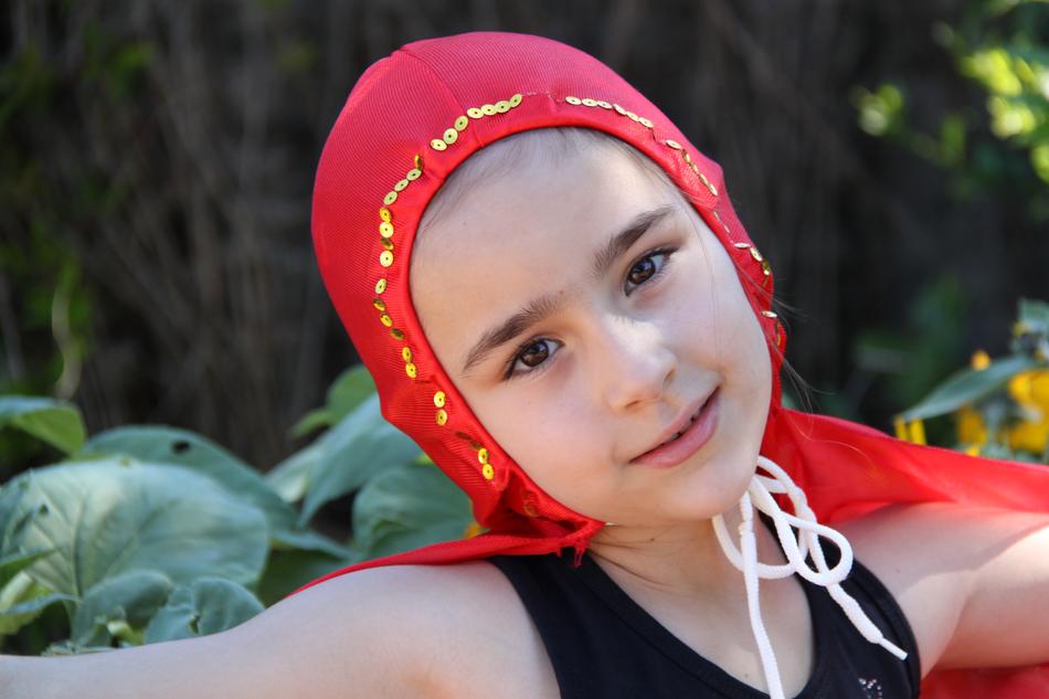 Little girl in the red scarf free image download