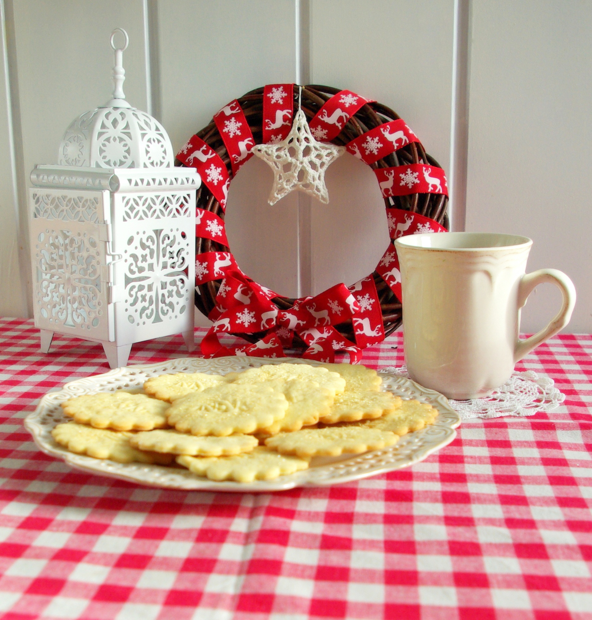 Holidays Red Tablecloth Cakes free image download