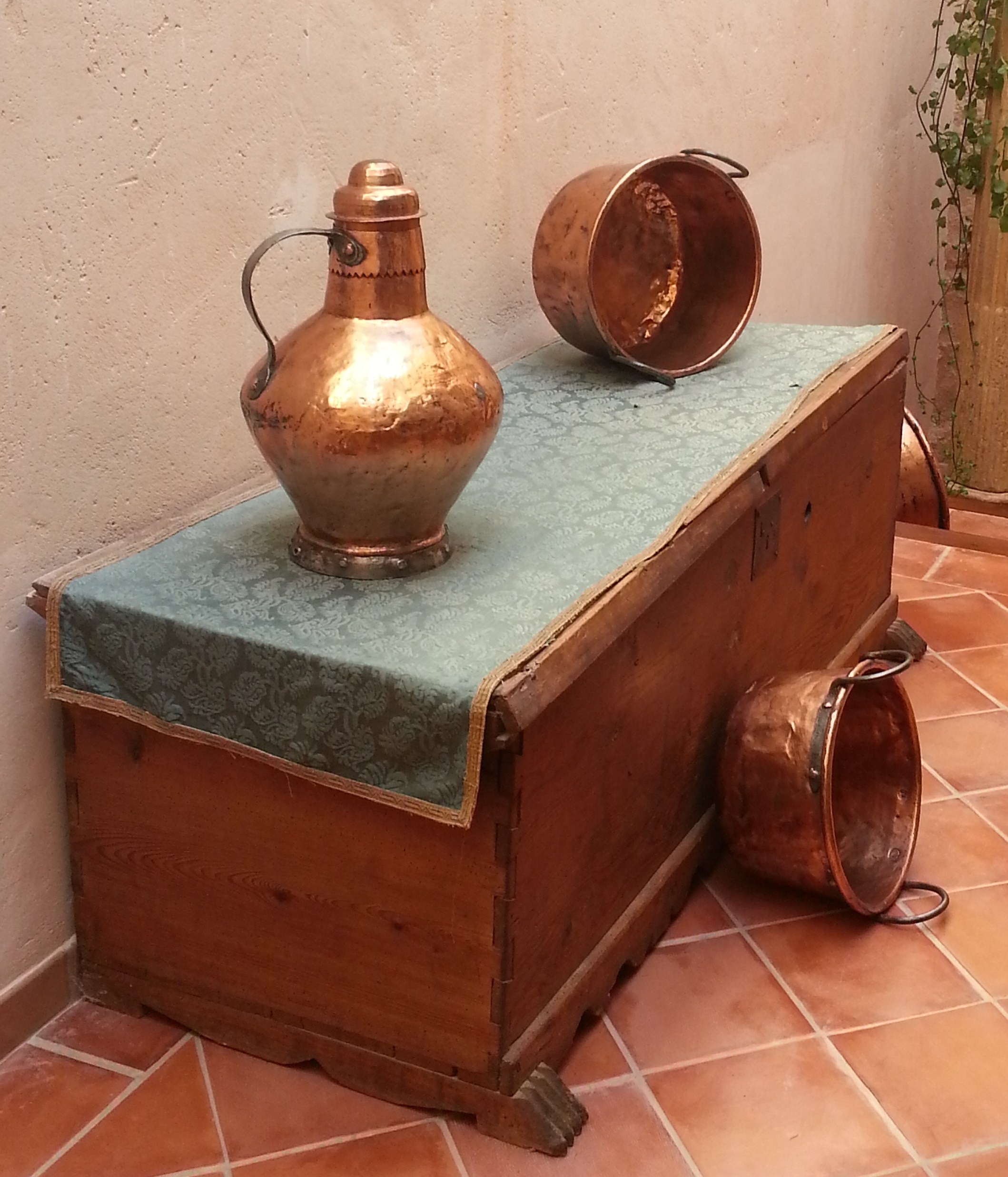 Decor items of an old house free image download