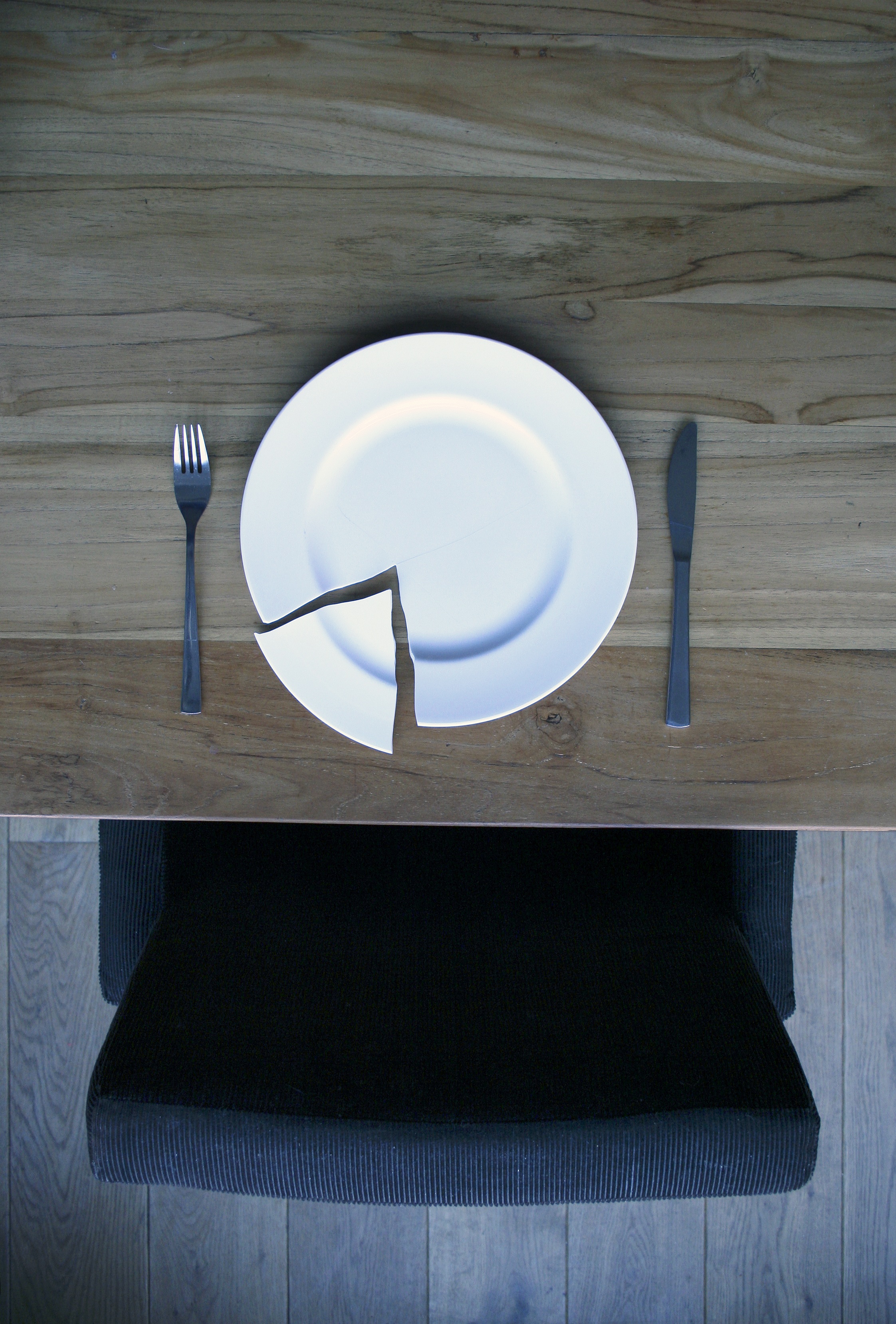 Broken Plate On A Wooden Table free image download