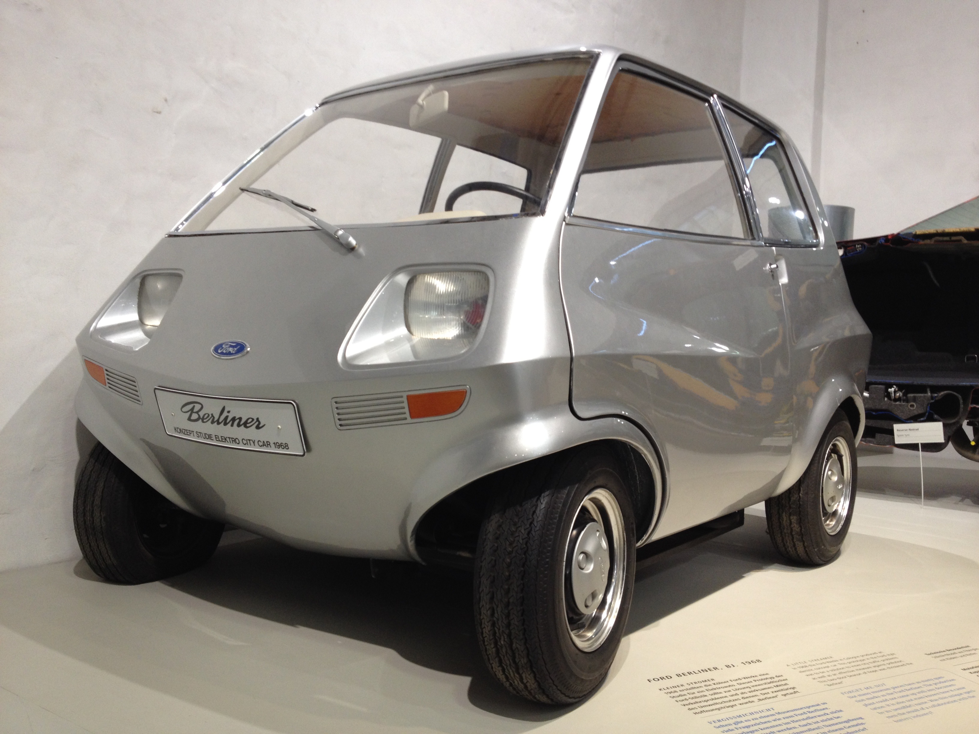Single retro car in Berlin free image download