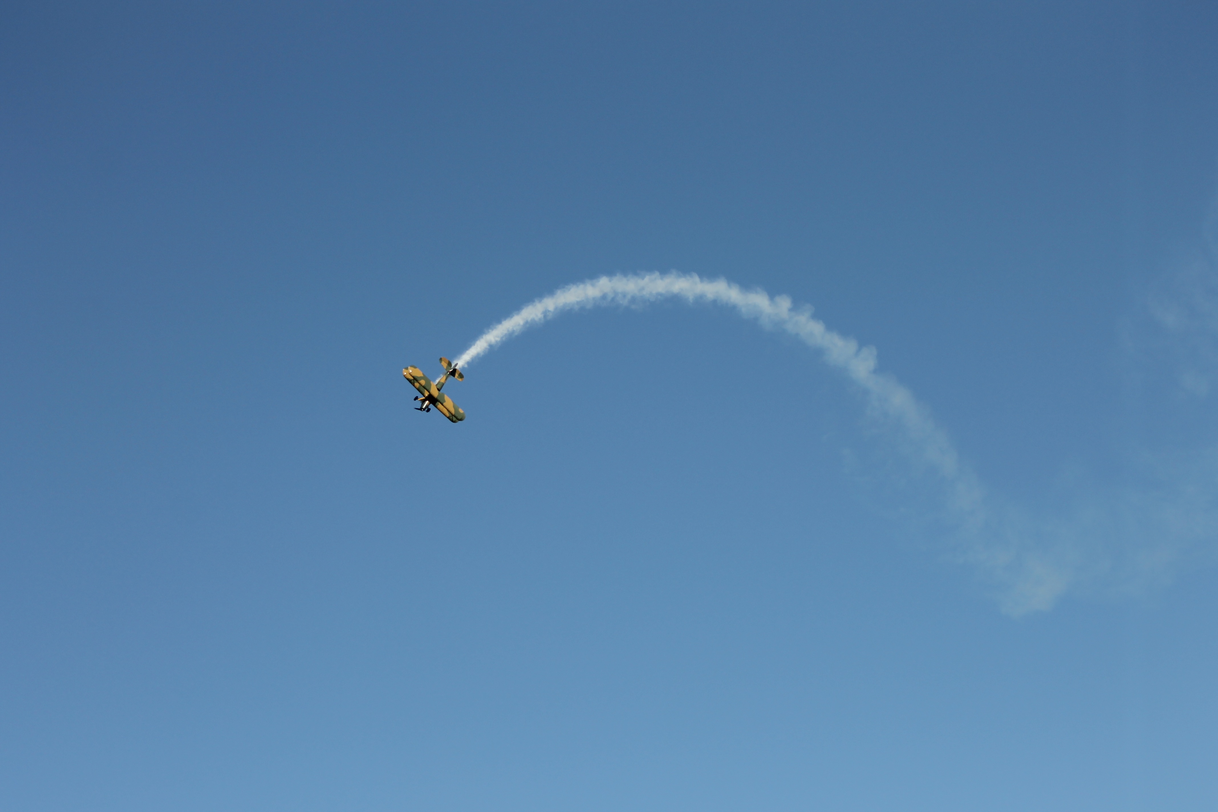 Flying show in the sky free image download