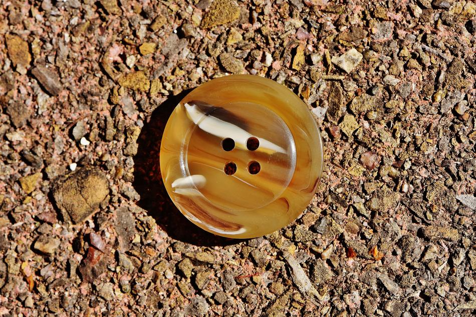 Button 4 Holes Brown Close free image download
