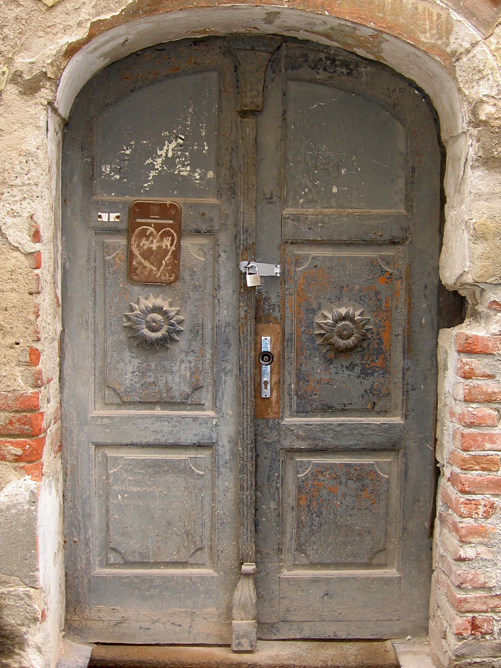 Old wooden gates free image download