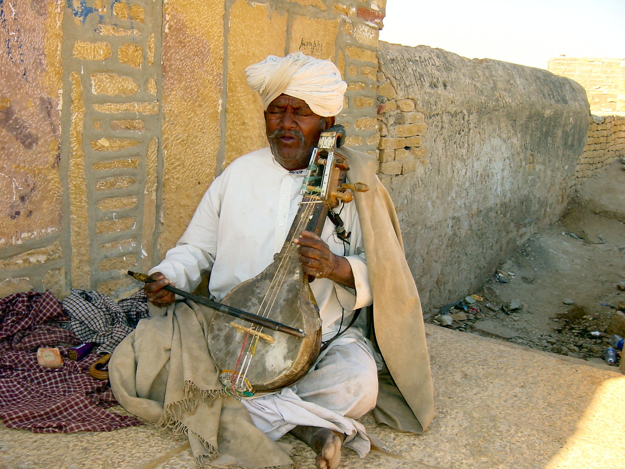 Busker in traditional clothe on Street, India free image download
