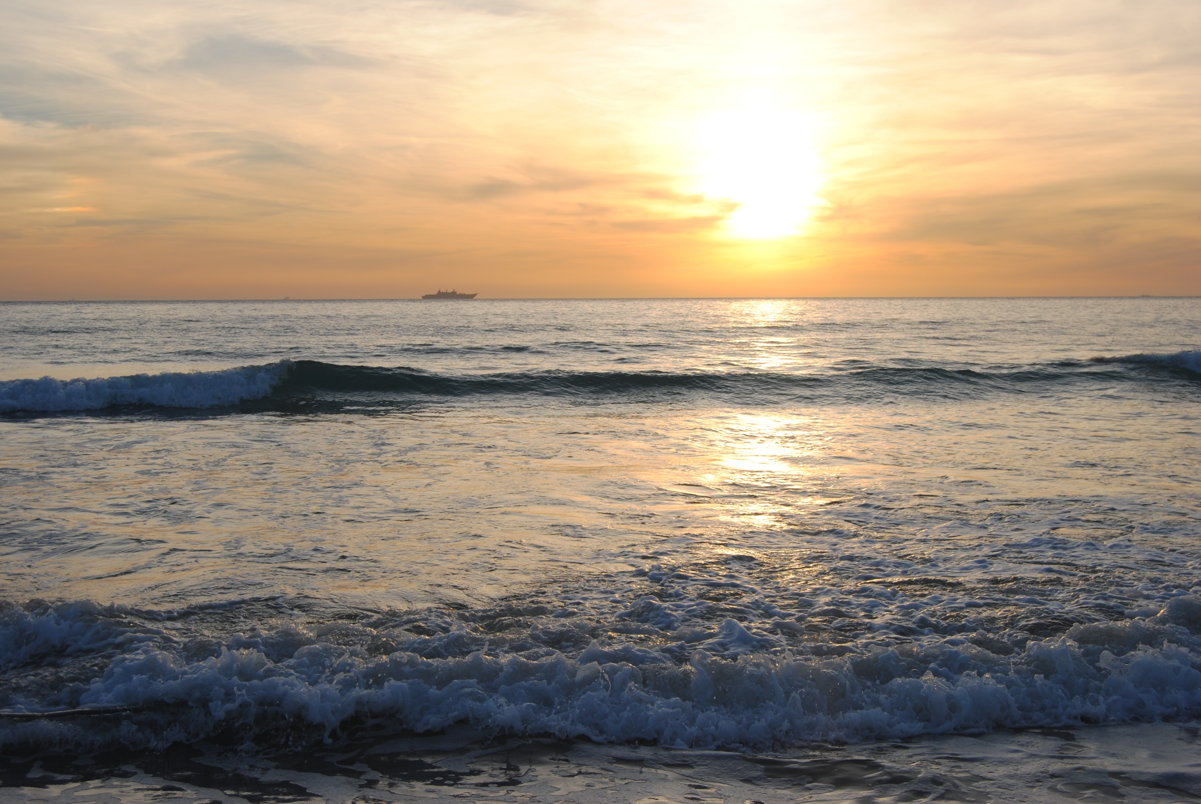 Sunlit sea free image download