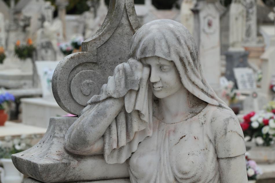 Weeping statue of a woman free image download