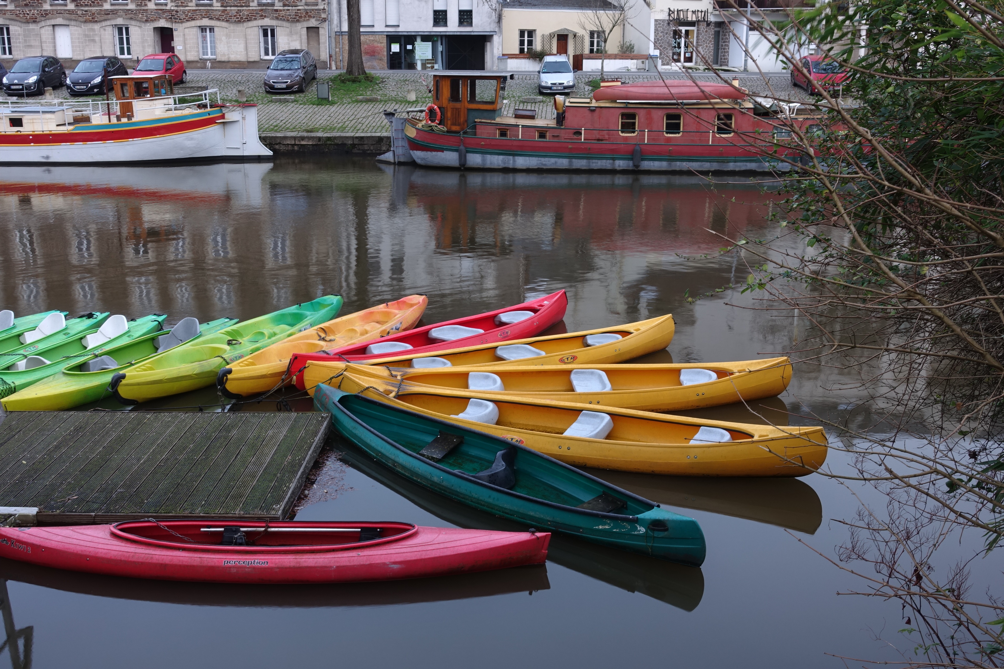 Colored canoes on the water free image download