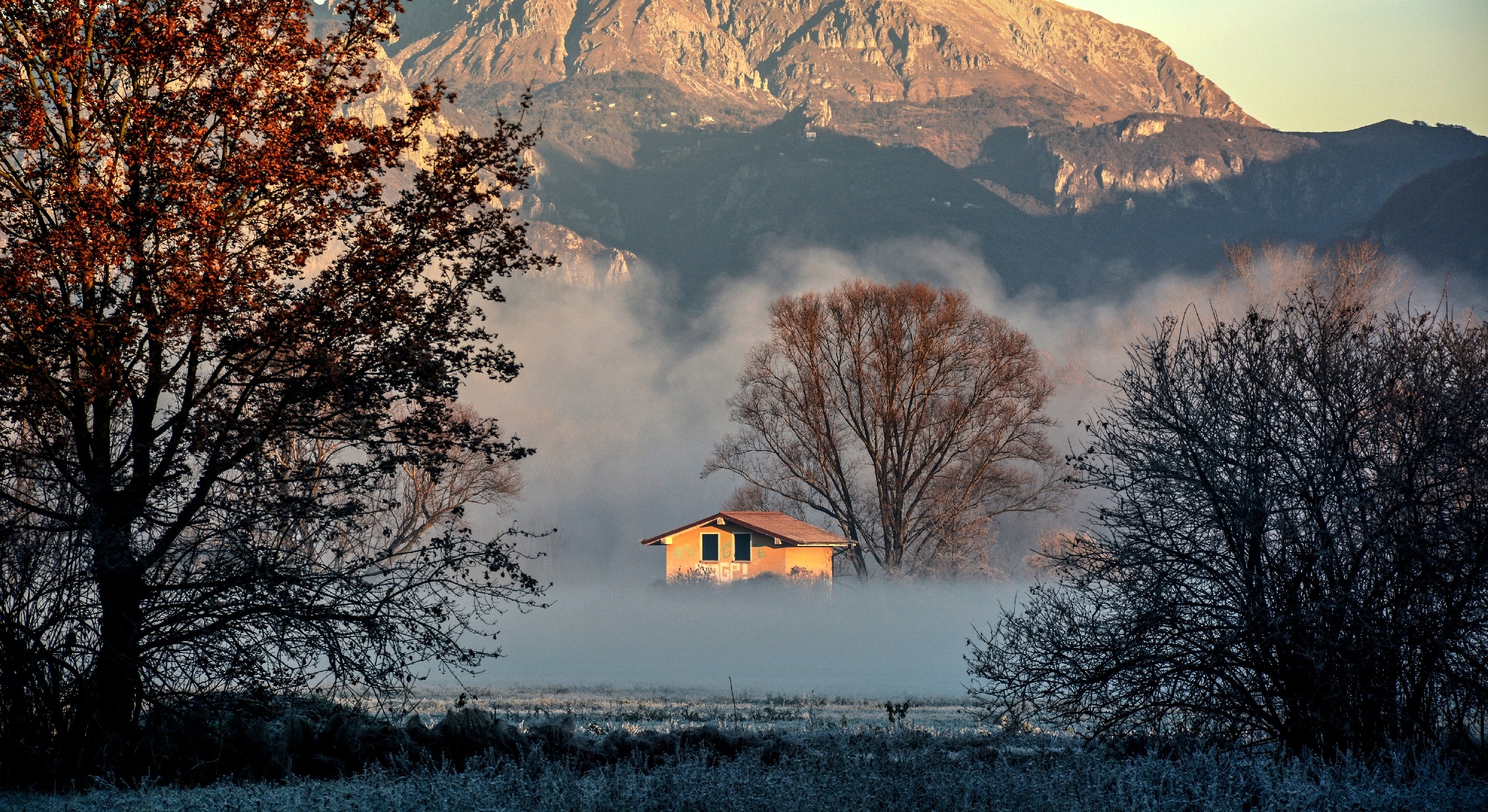 House in Fog in front of mountains at winter free image download