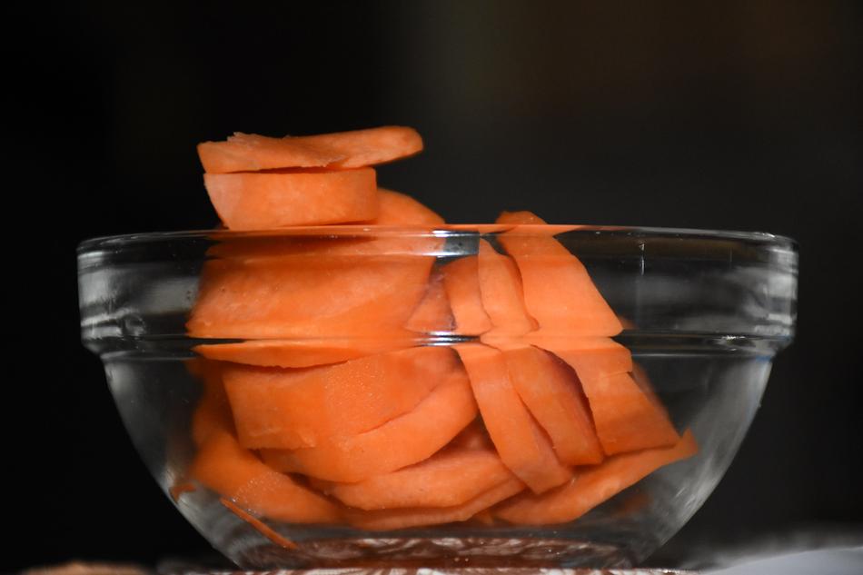 Sliced carrots in a plate free image download