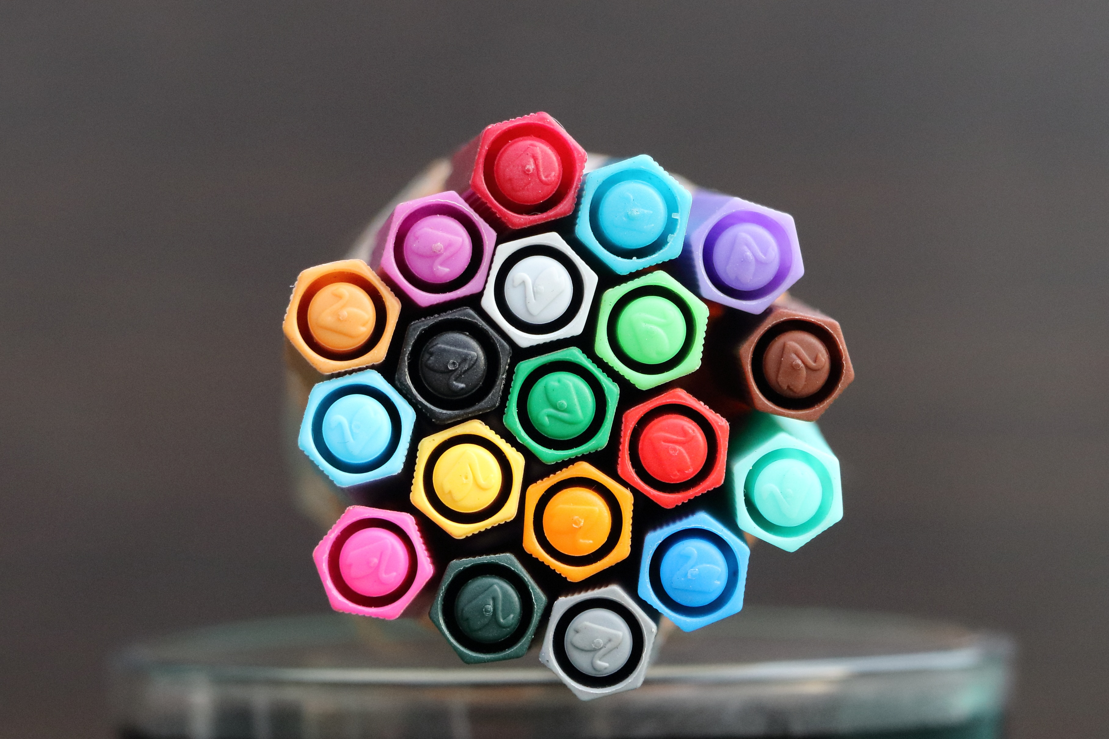 Colored felt-tip pens on the table free image download