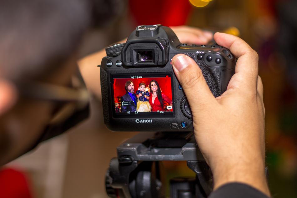 A man looks at a photo on the camera free image download