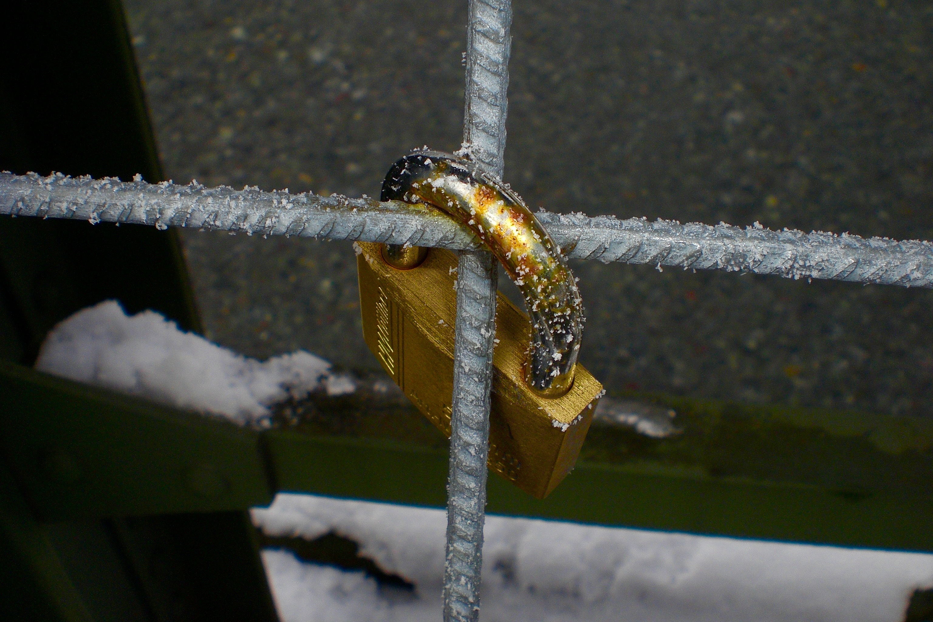 Hangs a lock on the bridge free image download