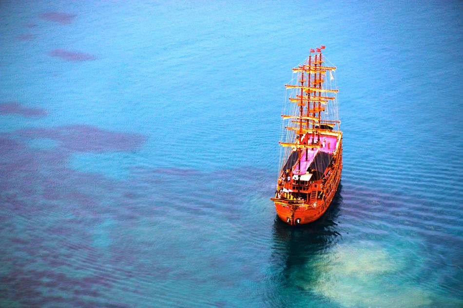 Red ship with sails in the sea free image download