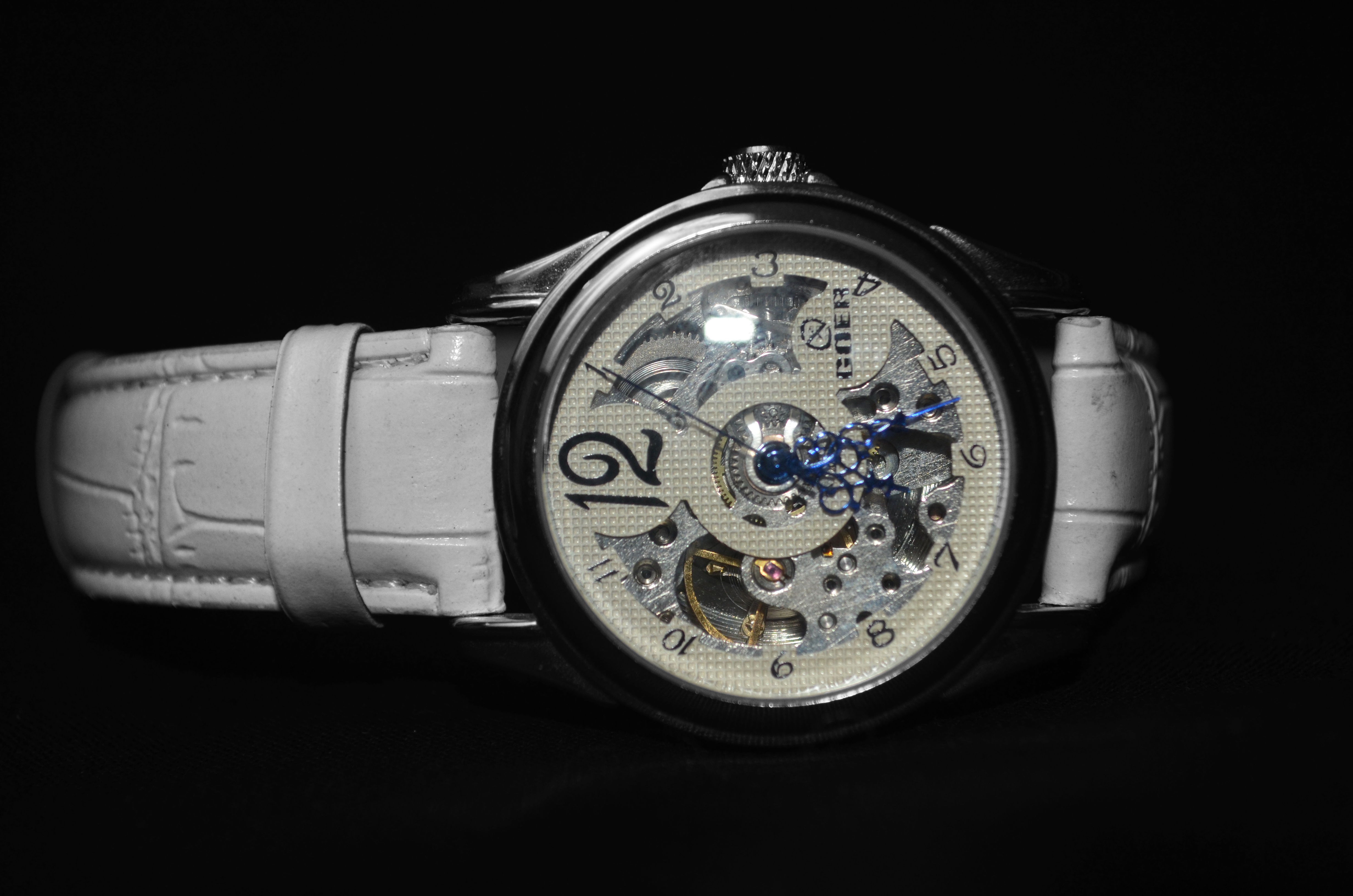 Watches with patterns and movements free image download