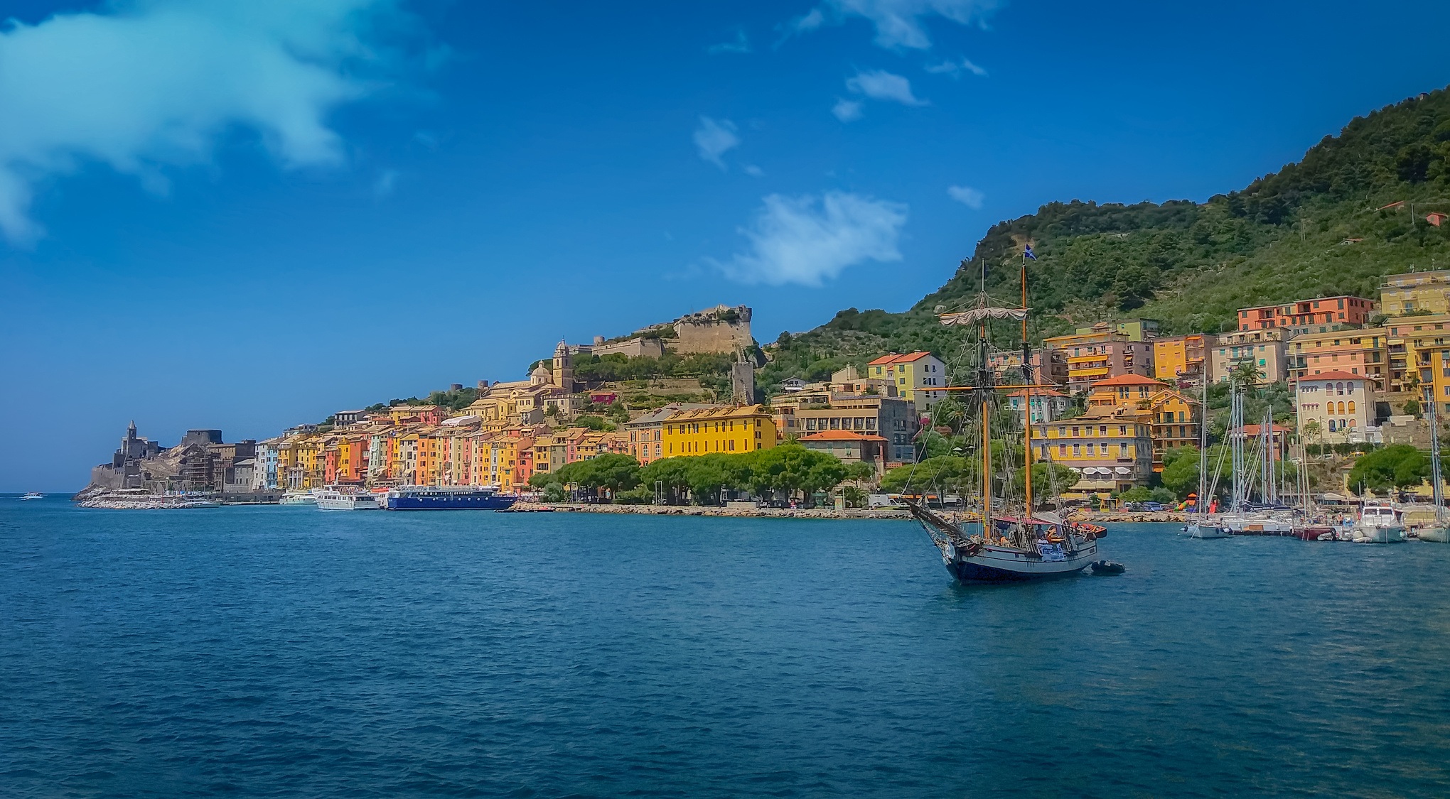 Ship sailing in italy free image download
