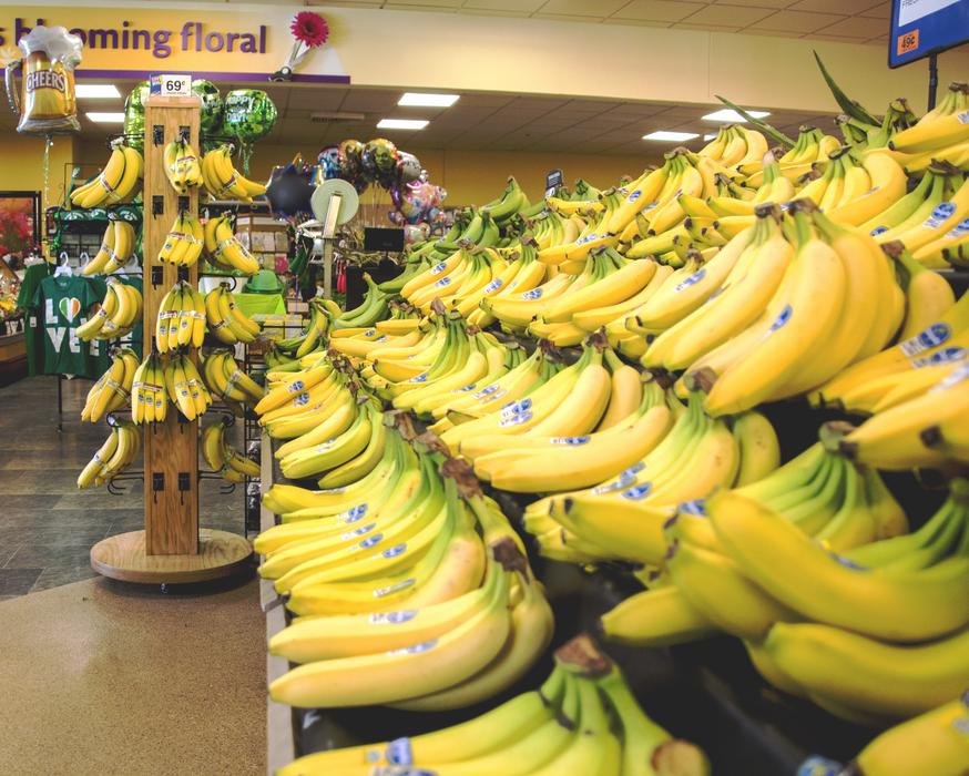 Selling bananas in the store free image download