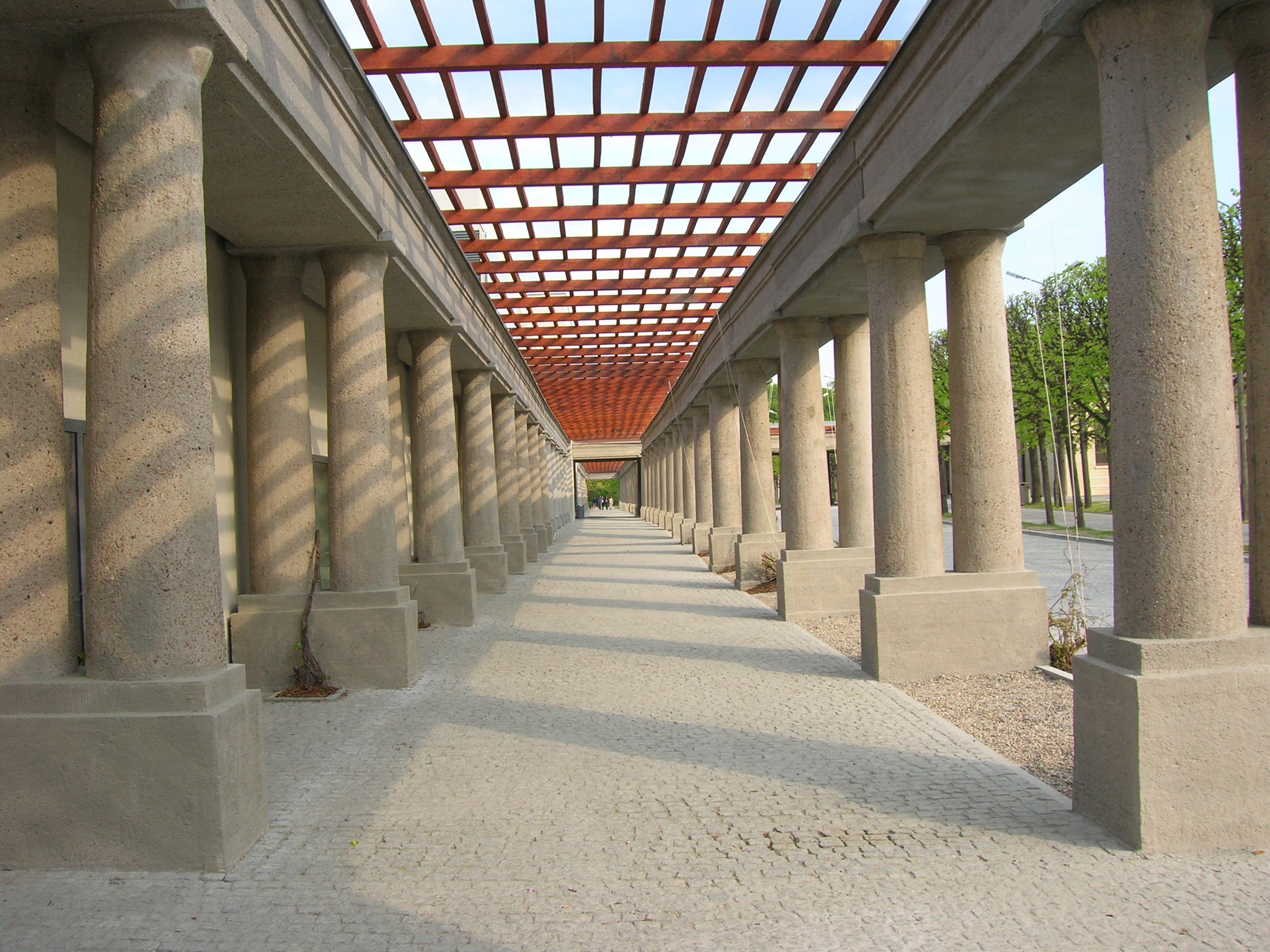 Columns in a shopping mall in Wroclaw free image download