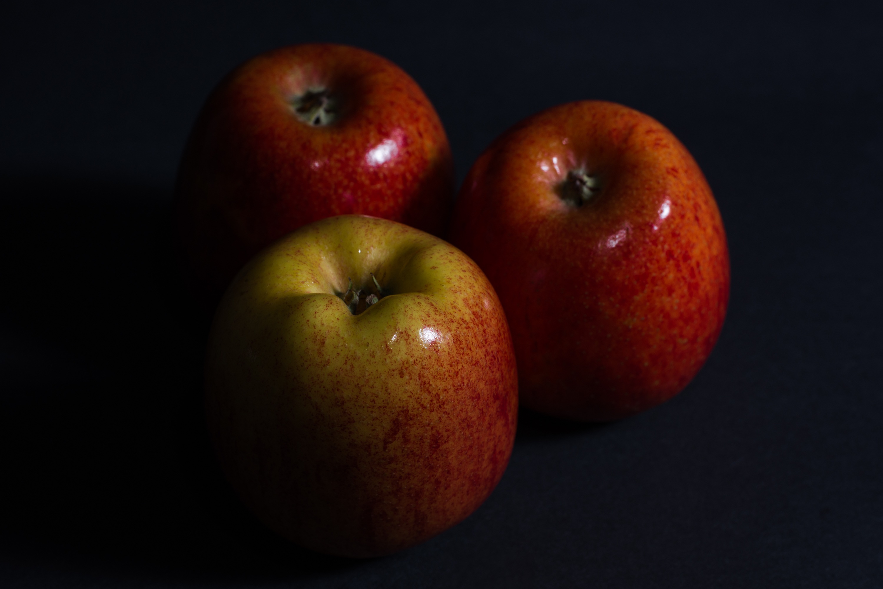 Three juicy apples free image download